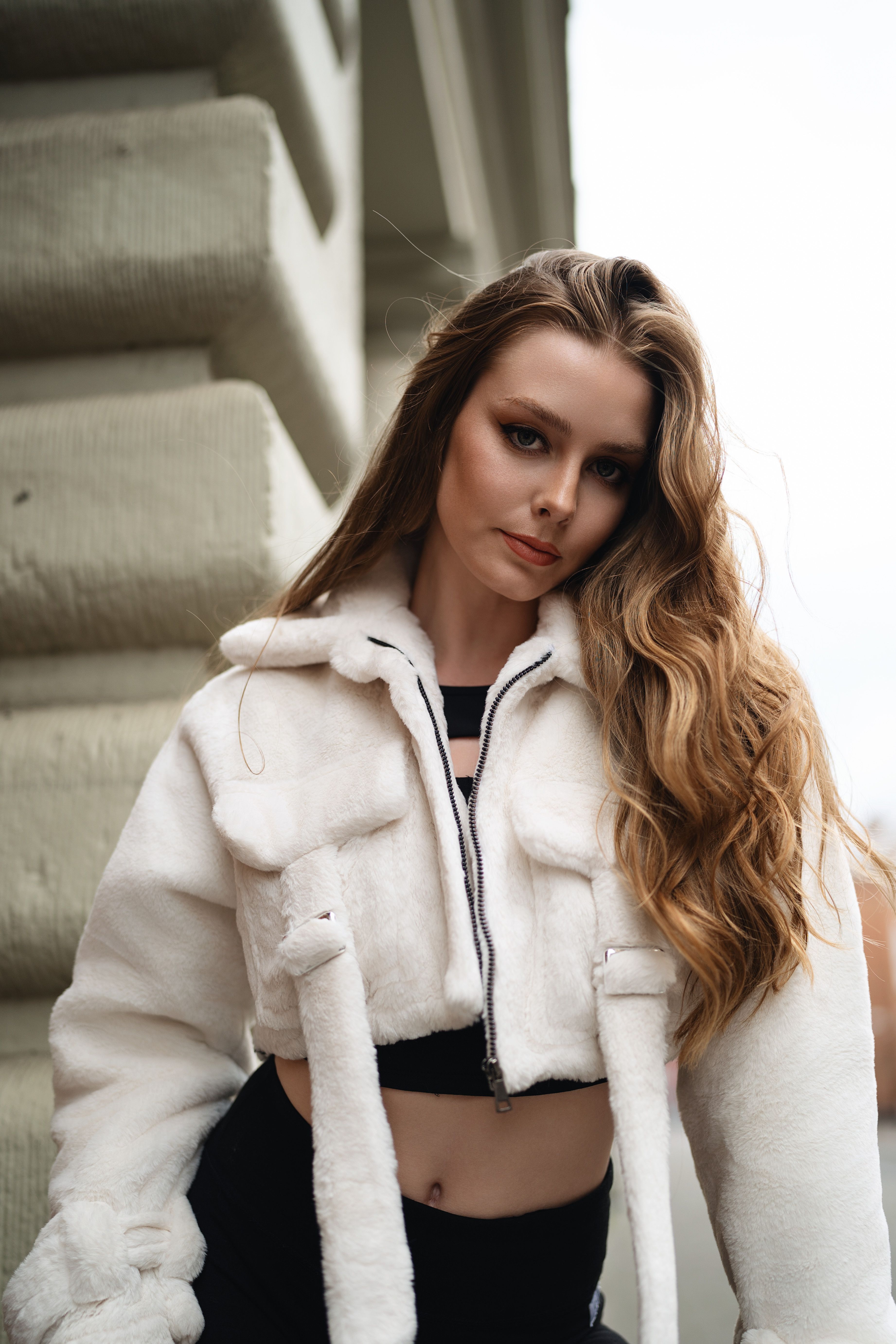 Modelo Feminina Estilosa Em Ensaio Fotográfico De Moda Urbana · Foto ...