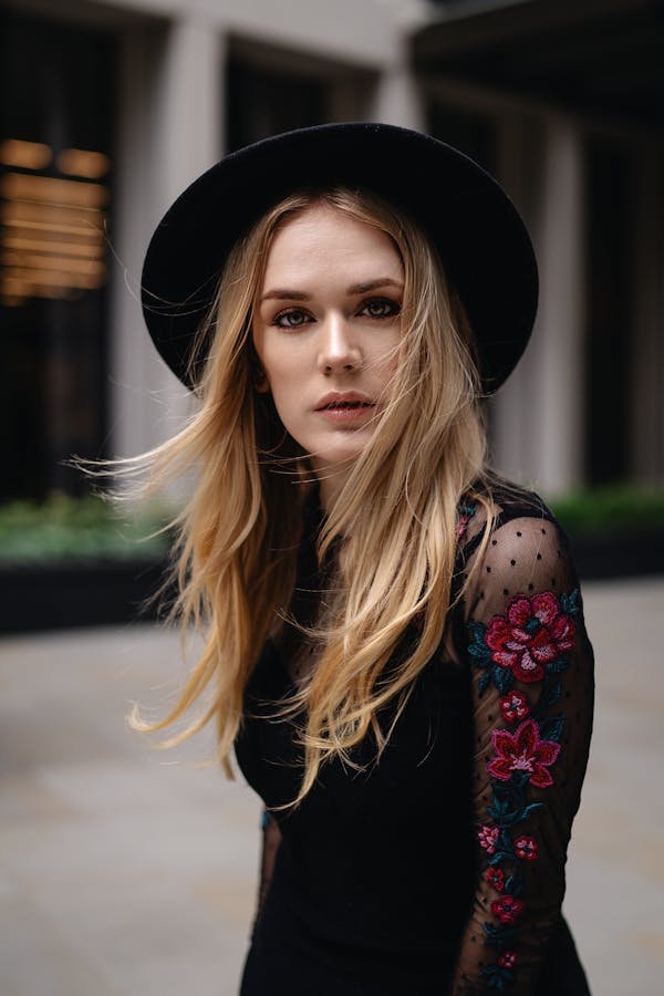 Model Posing Photos, Download The BEST Free Model Posing Stock Photos ...