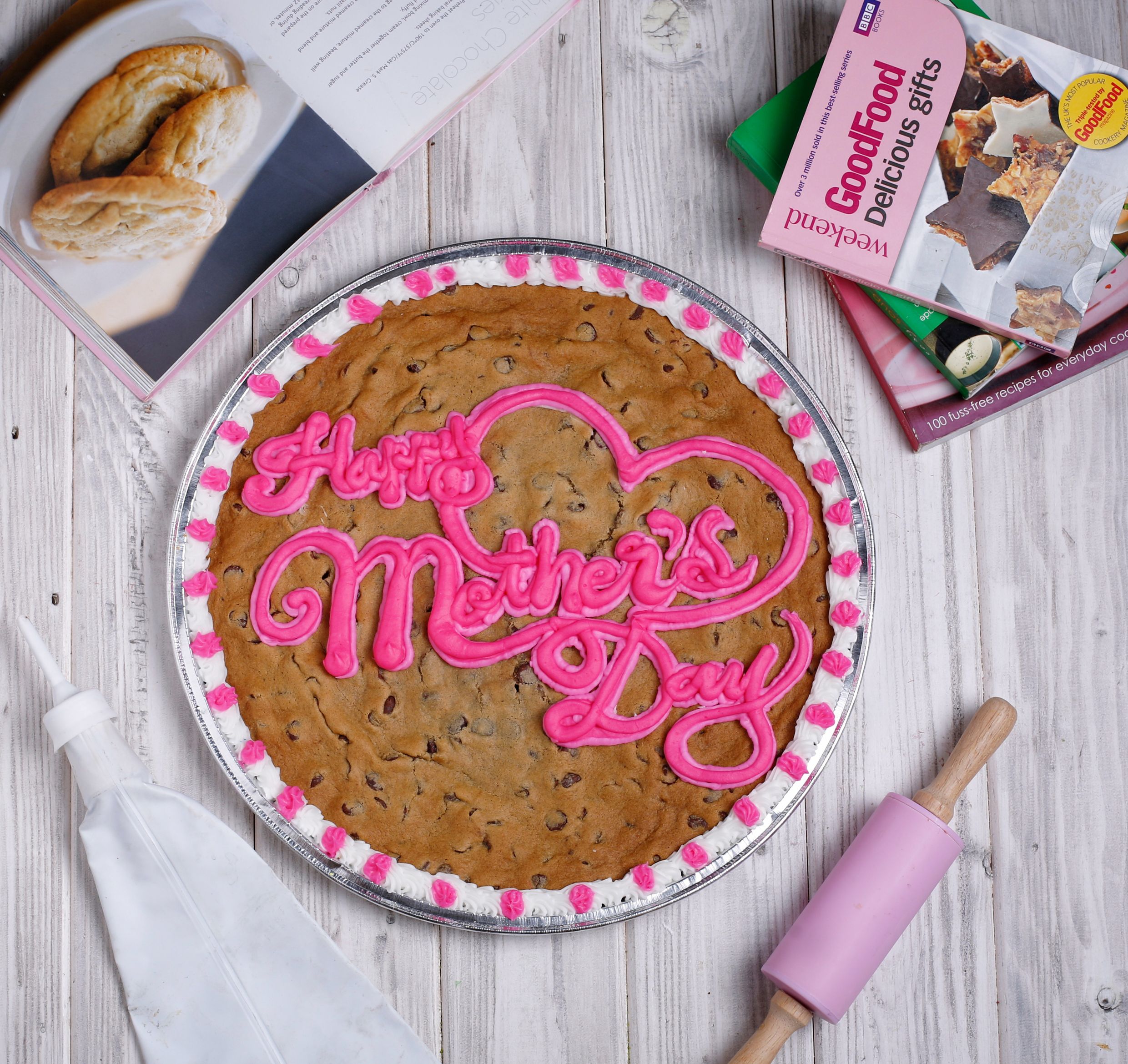 Pastel De Galletas Del Día De La Madre Con Utensilios Para Hornear ...