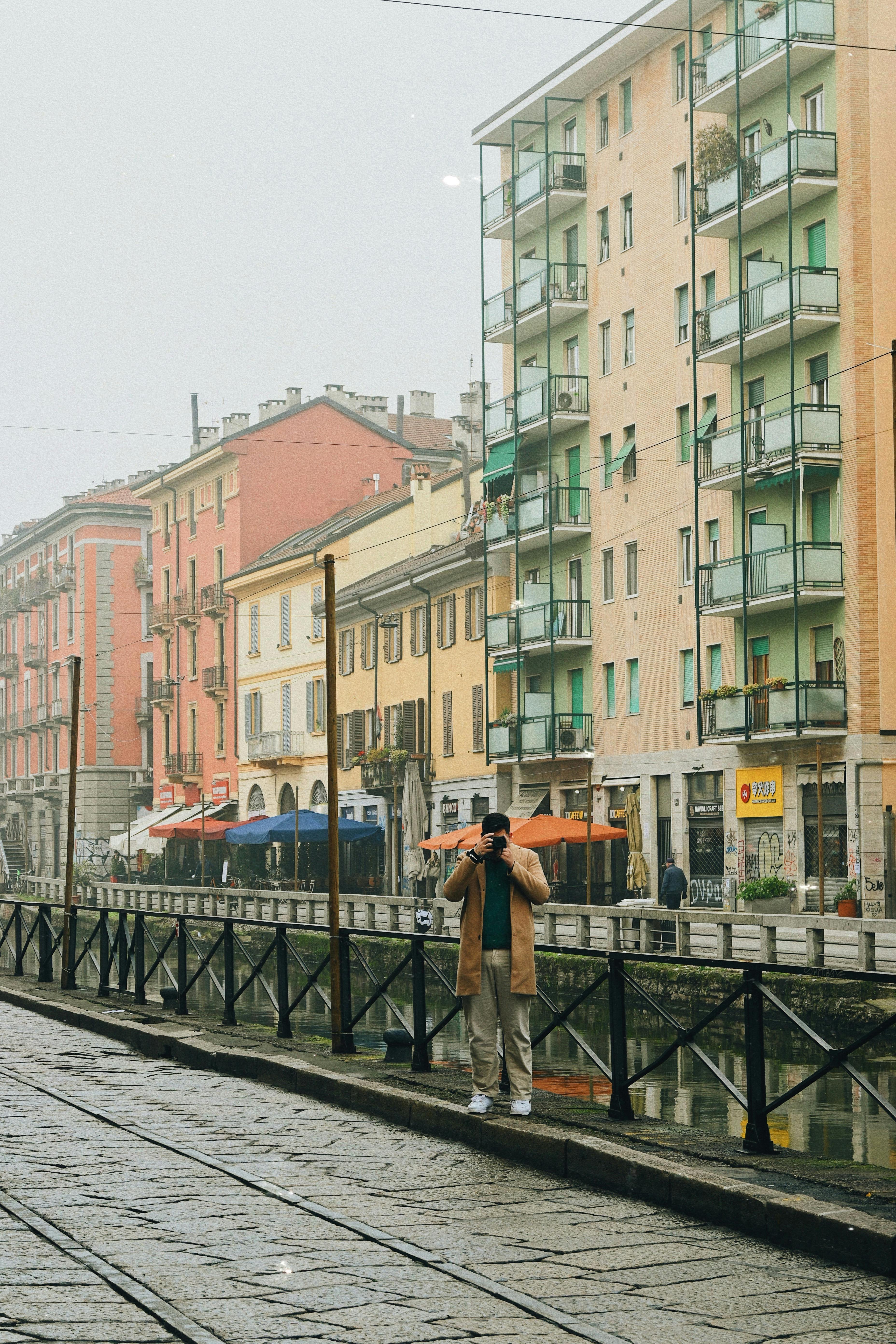 Street view in Navigli district, Milan on a cloudy day · Free Stock Photo