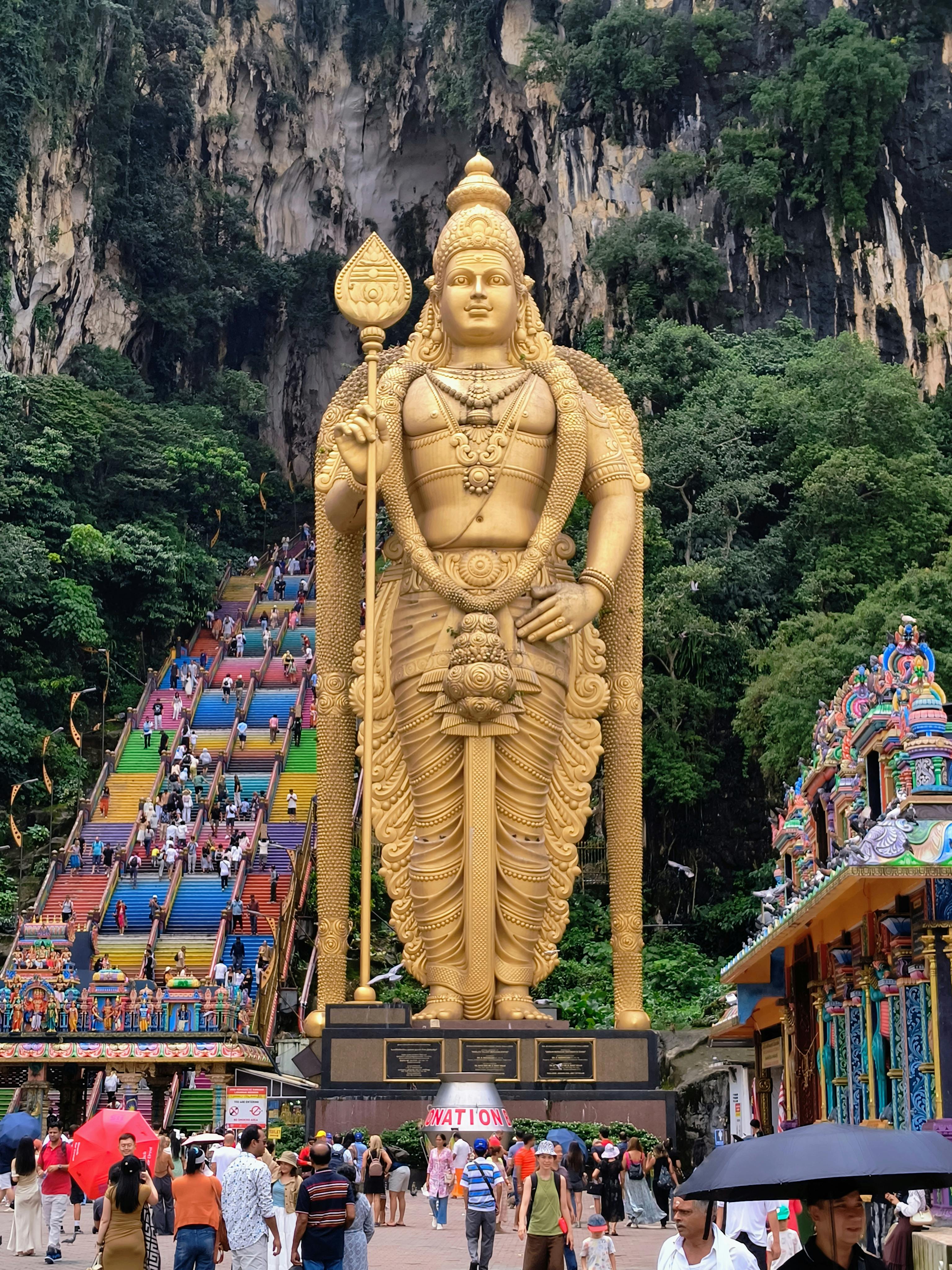 Stunning View of Batu Caves Murugan Statue in Malaysia · Free Stock Photo