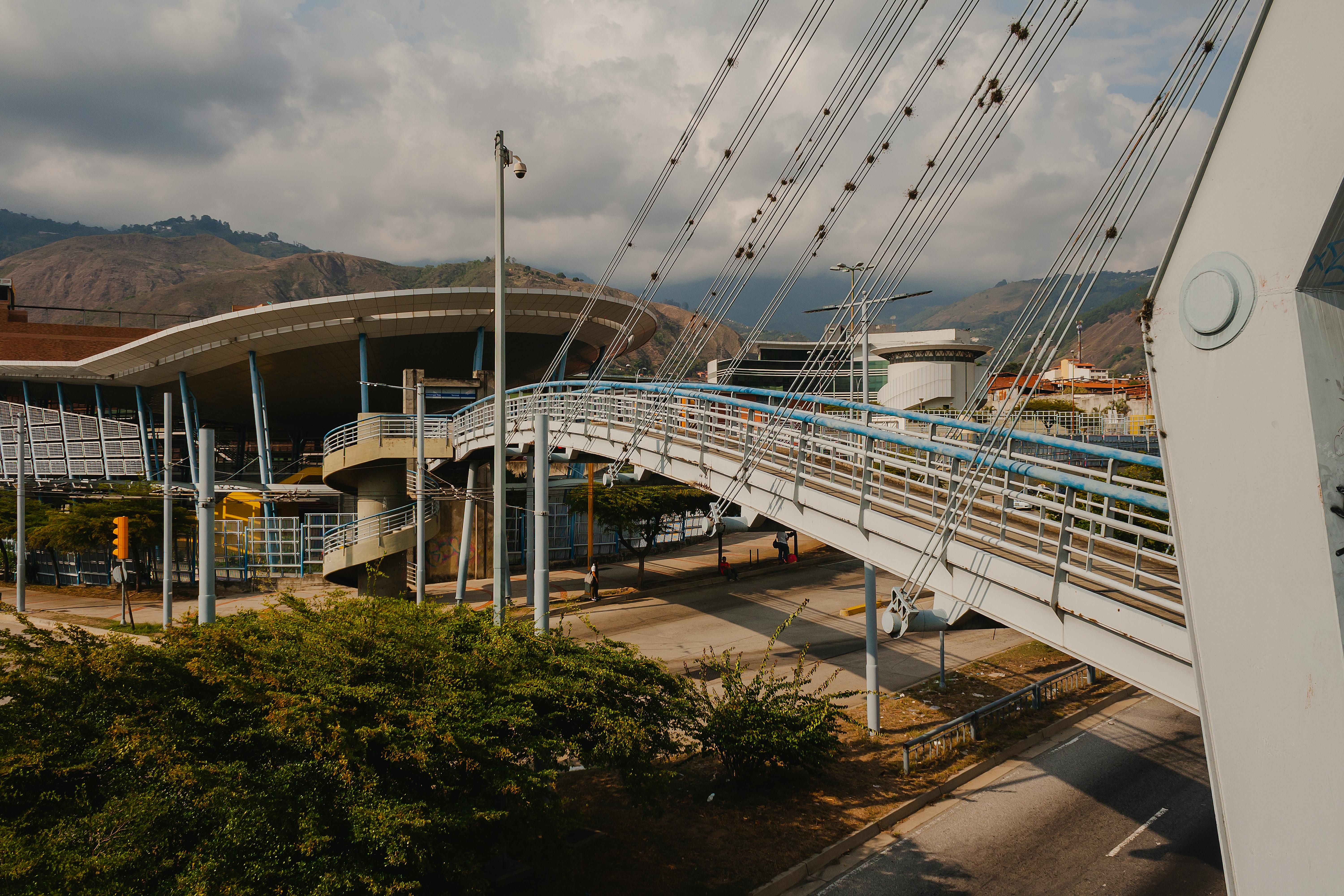 Modern Arch Bridge in Mérida, Venezuela · Free Stock Photo