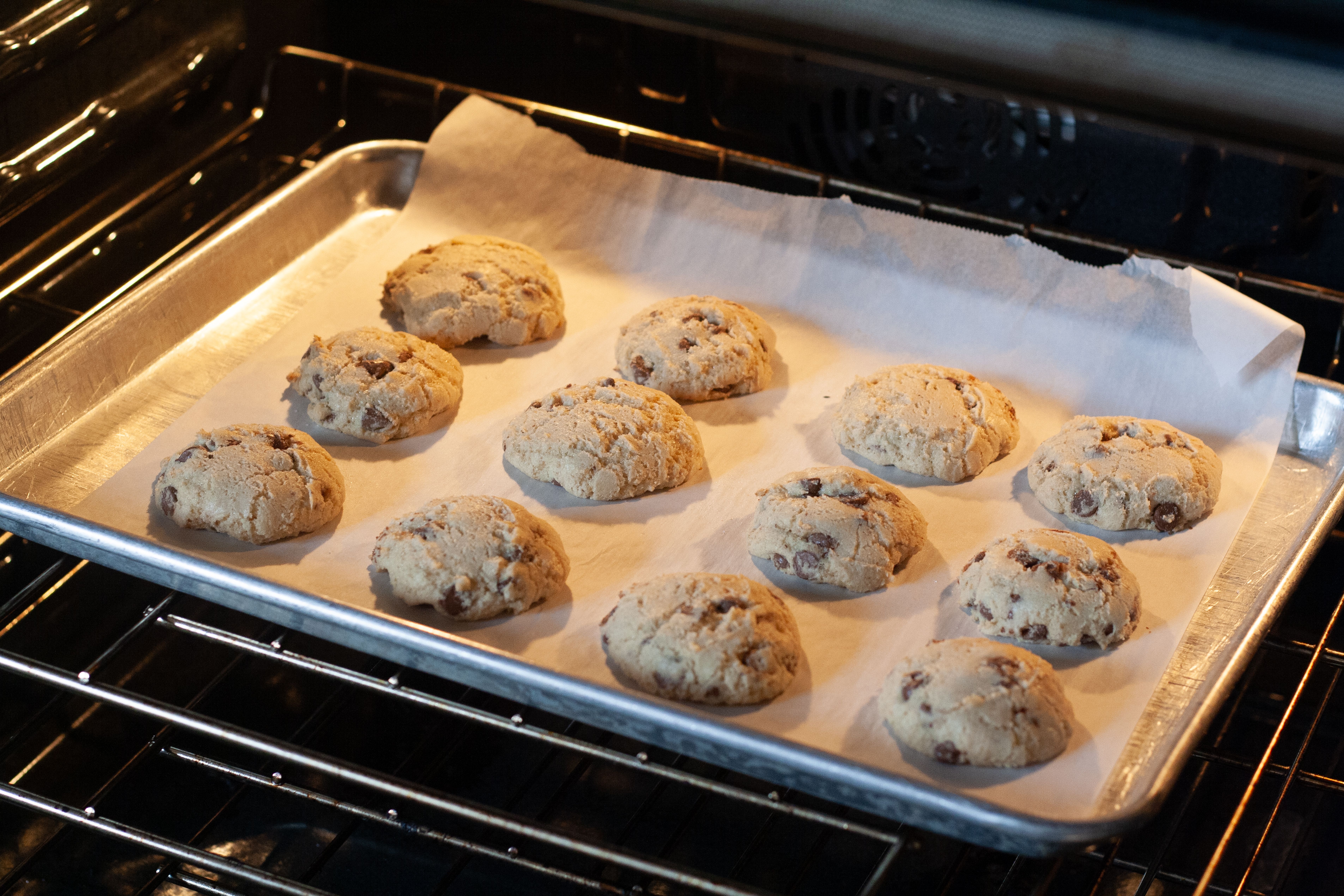 Galletas Con Chispas De Chocolate Recién Horneadas En El Horno · Foto ...