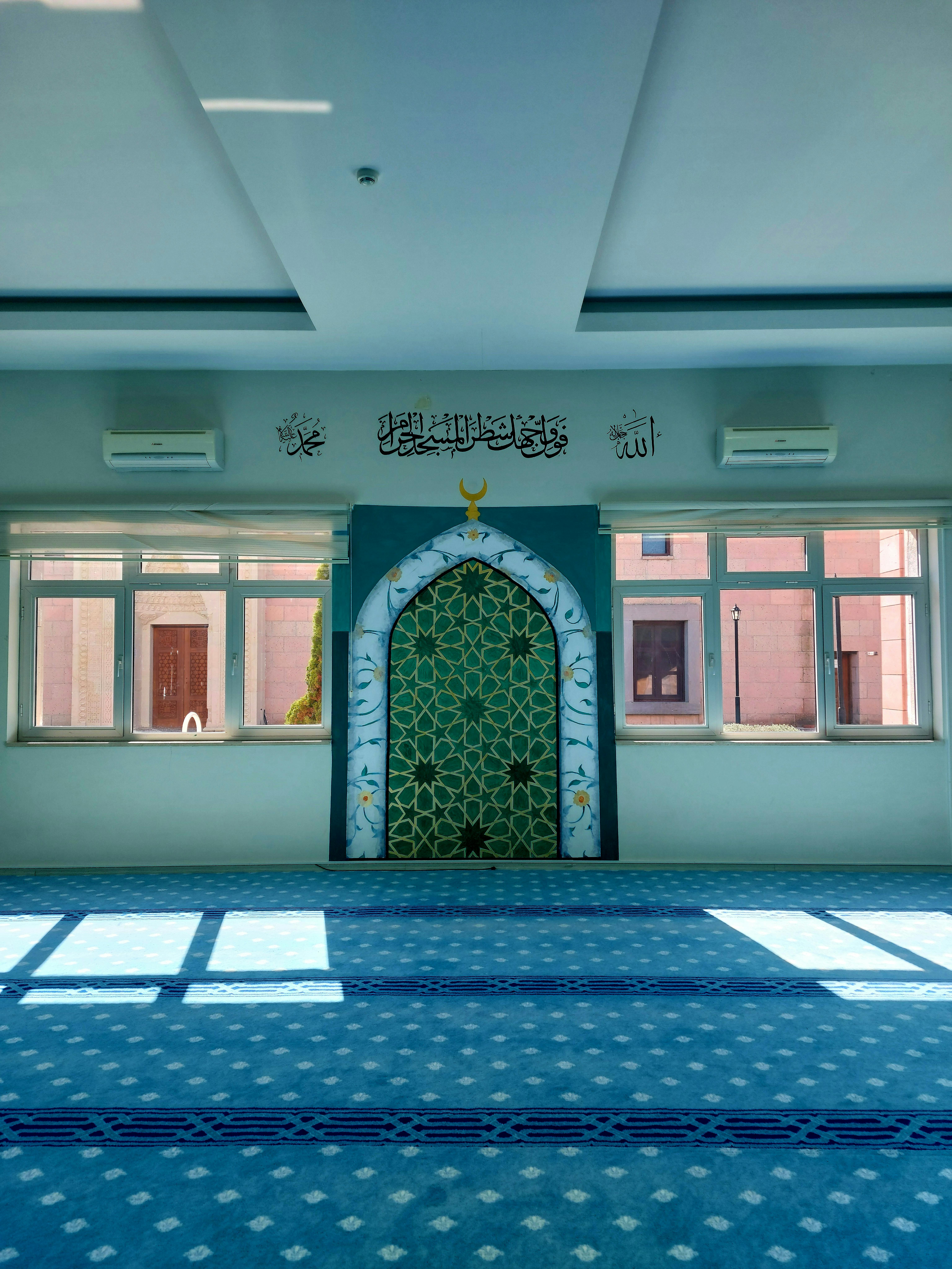 Intricate Islamic Architecture in Spacious Mosque Interior · Free Stock ...