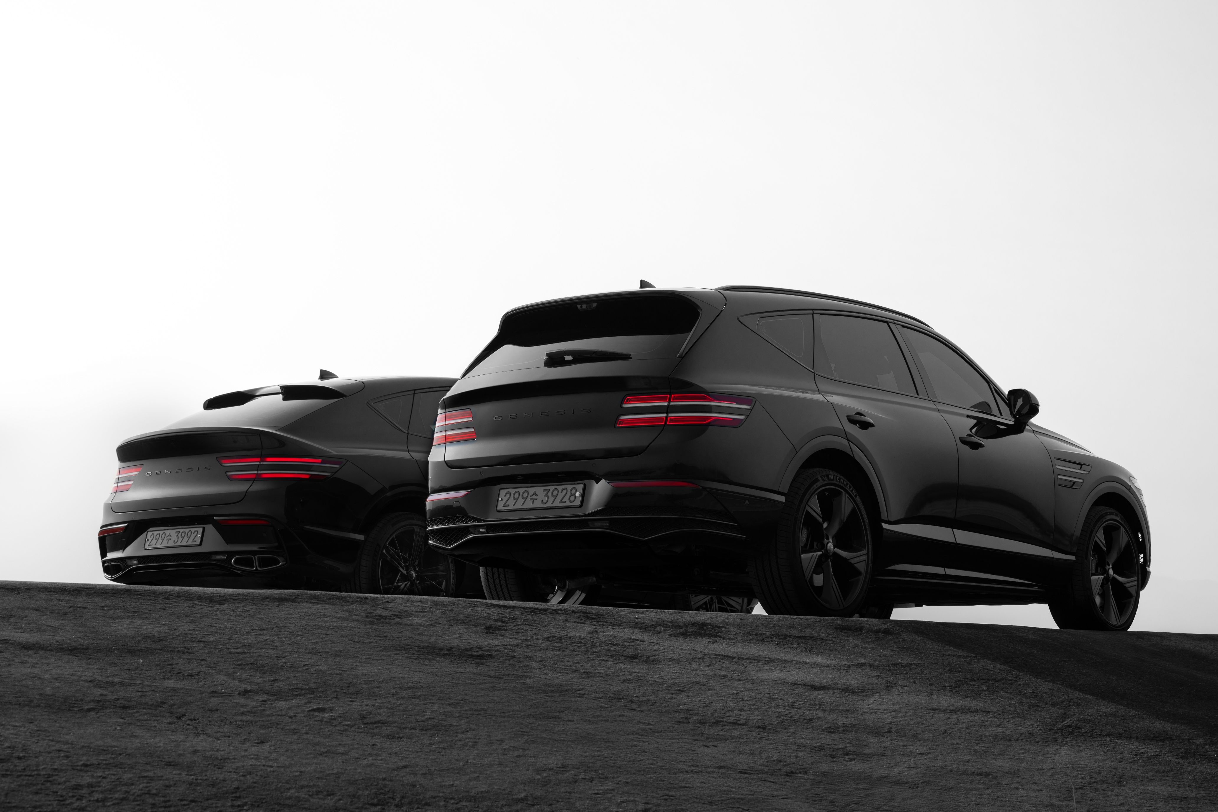 Genesis Gv80 Black Y Gv80 Coupe Black, Uno Al Lado Del Otro En Una ...