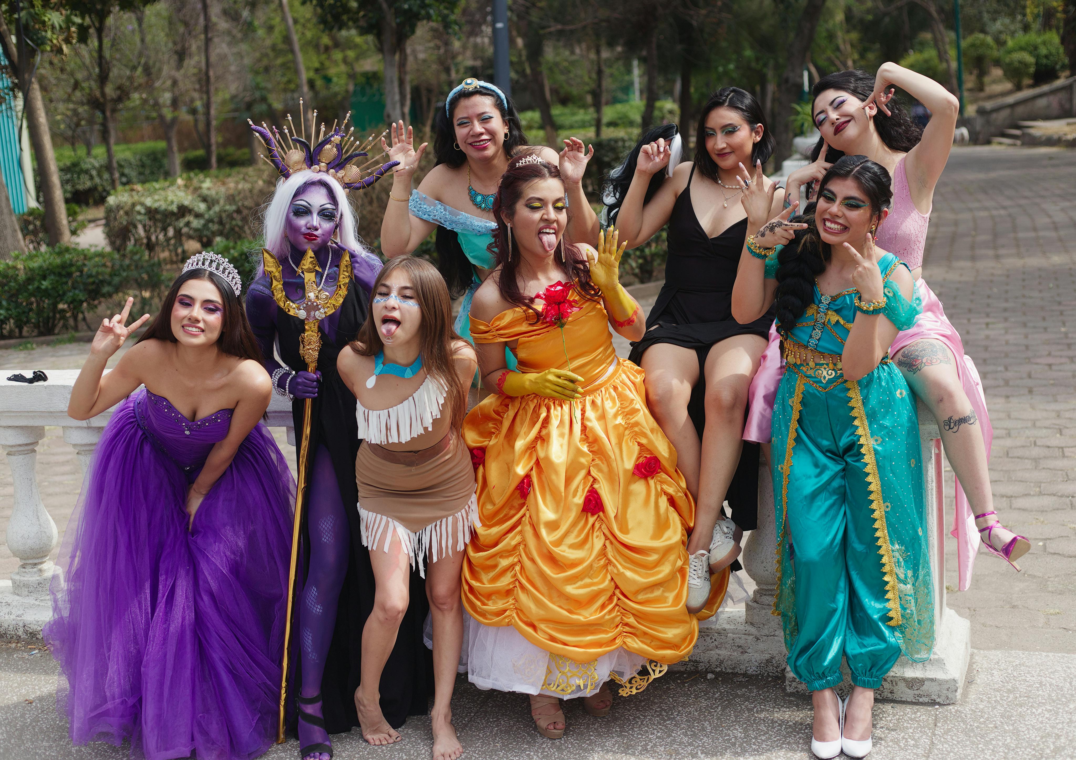 Characters And Poses Photos, Download The BEST Free Characters And ...