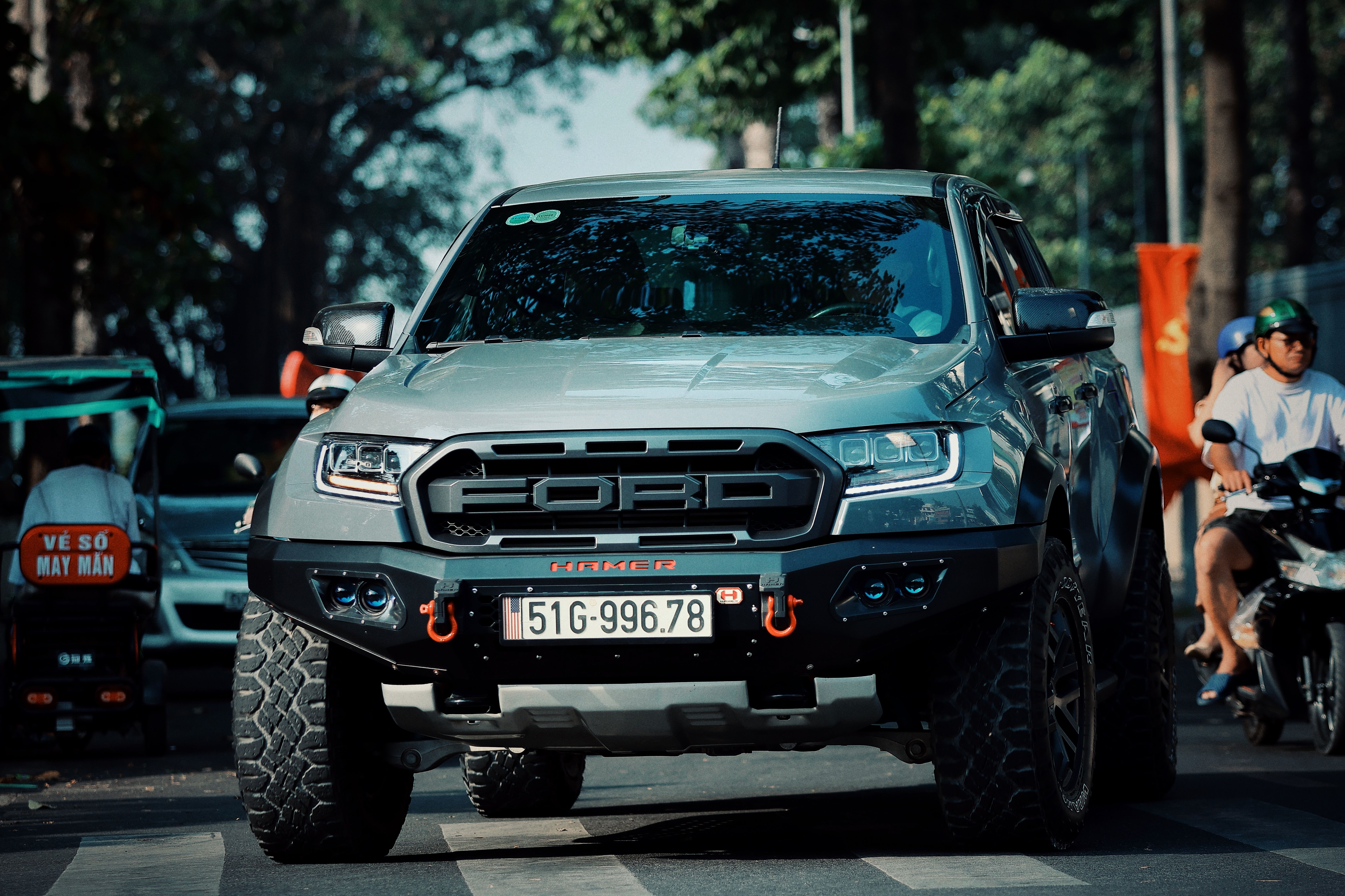 Rugged off-road truck on bustling city street · Free Stock Photo