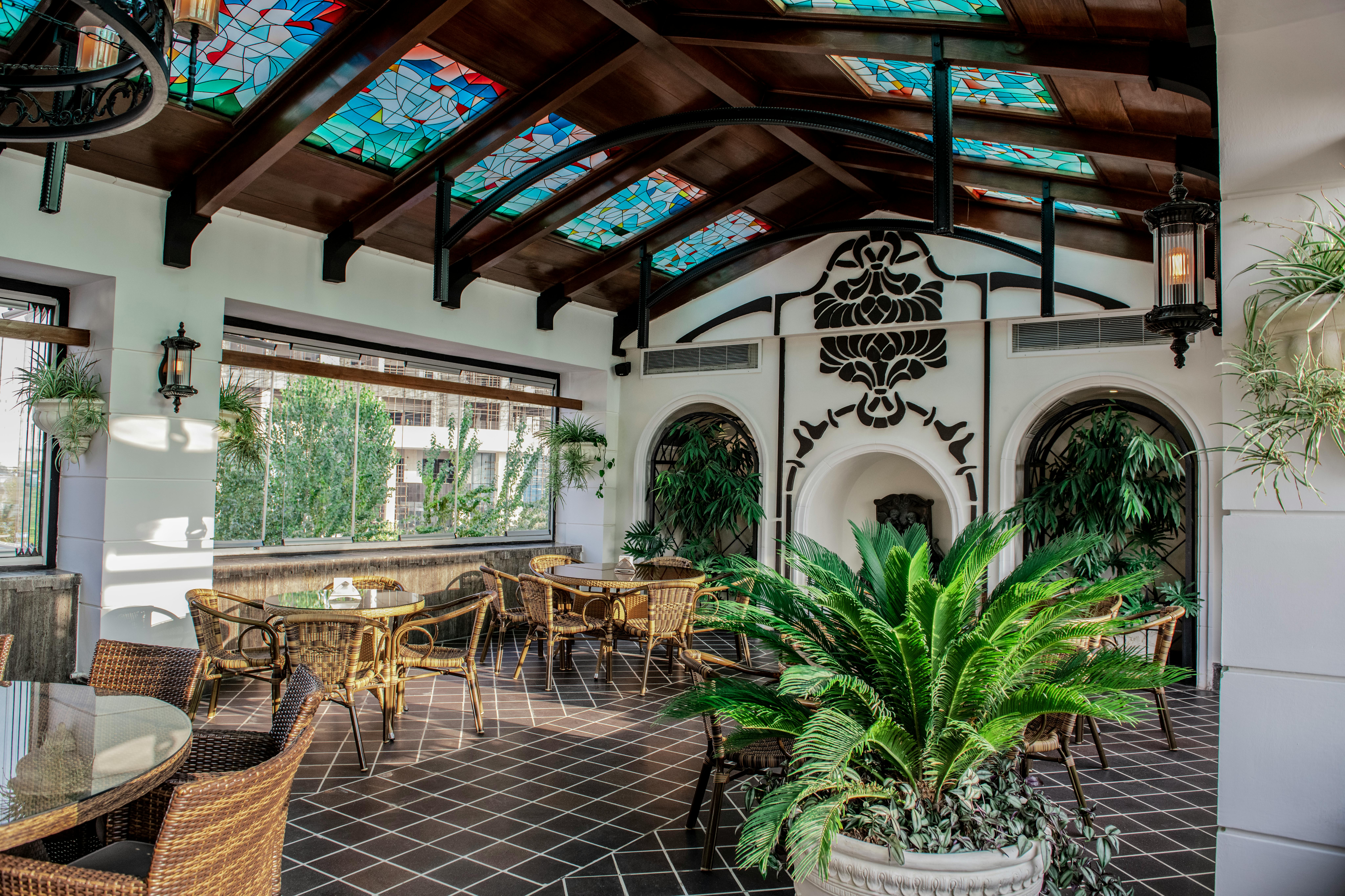 Kafe Persia Yang Menawan Dengan Langit Langit Kaca Patri · Foto Stok Gratis