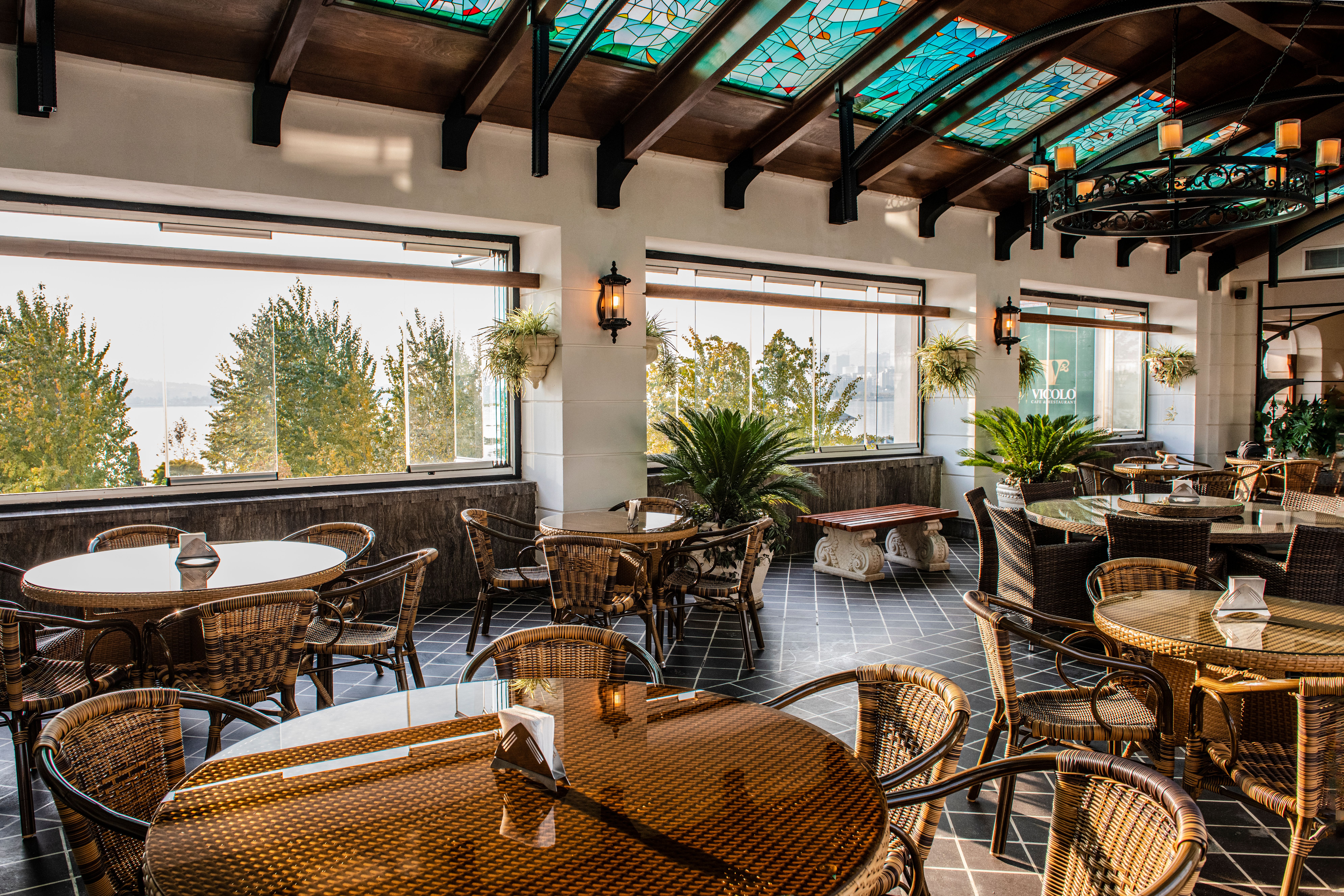 Charmant Café Ensoleillé Avec Vue Panoramique · Photo gratuite