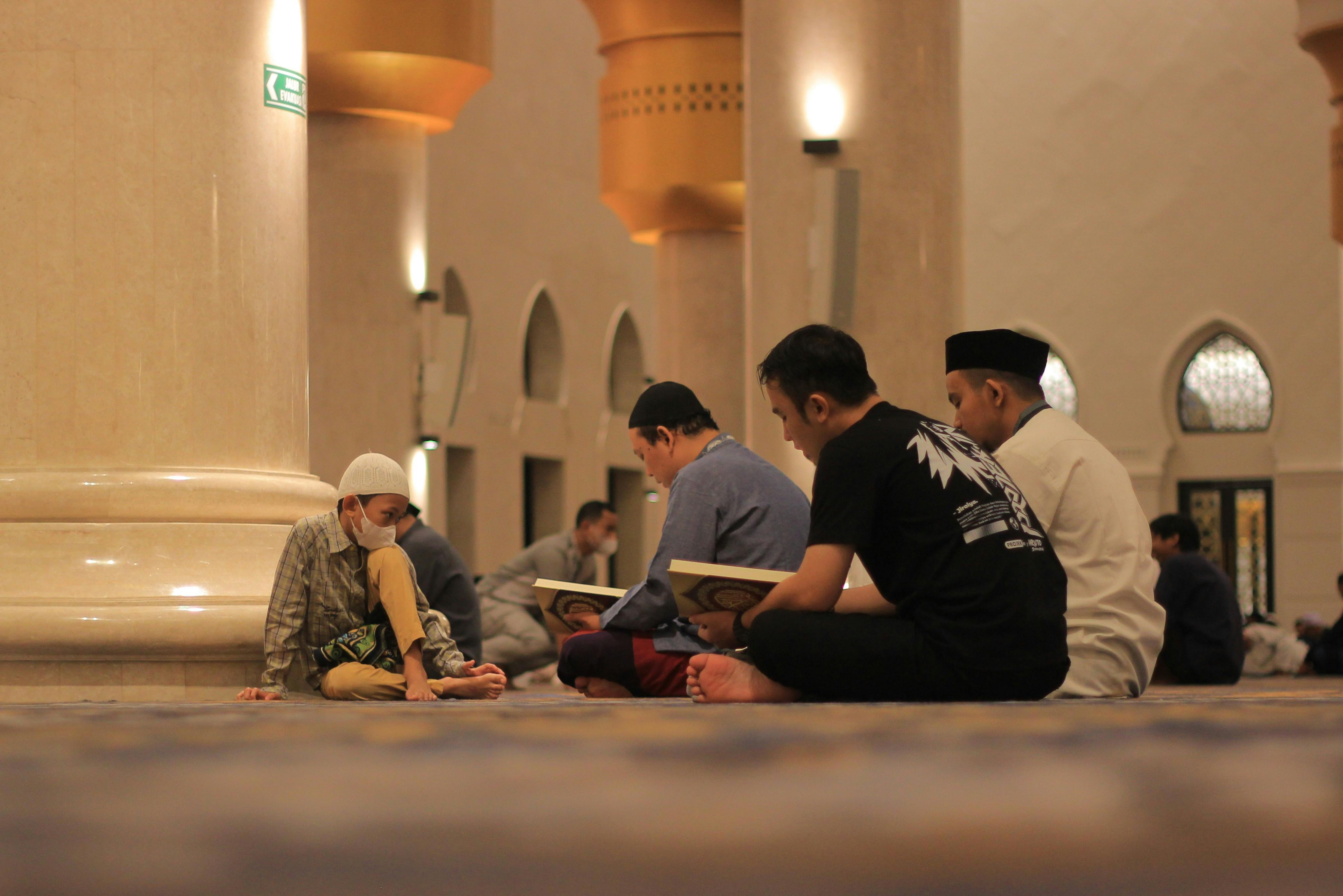 Hombres Musulmanes Leyendo El Corán En El Interior De Una Mezquita ...