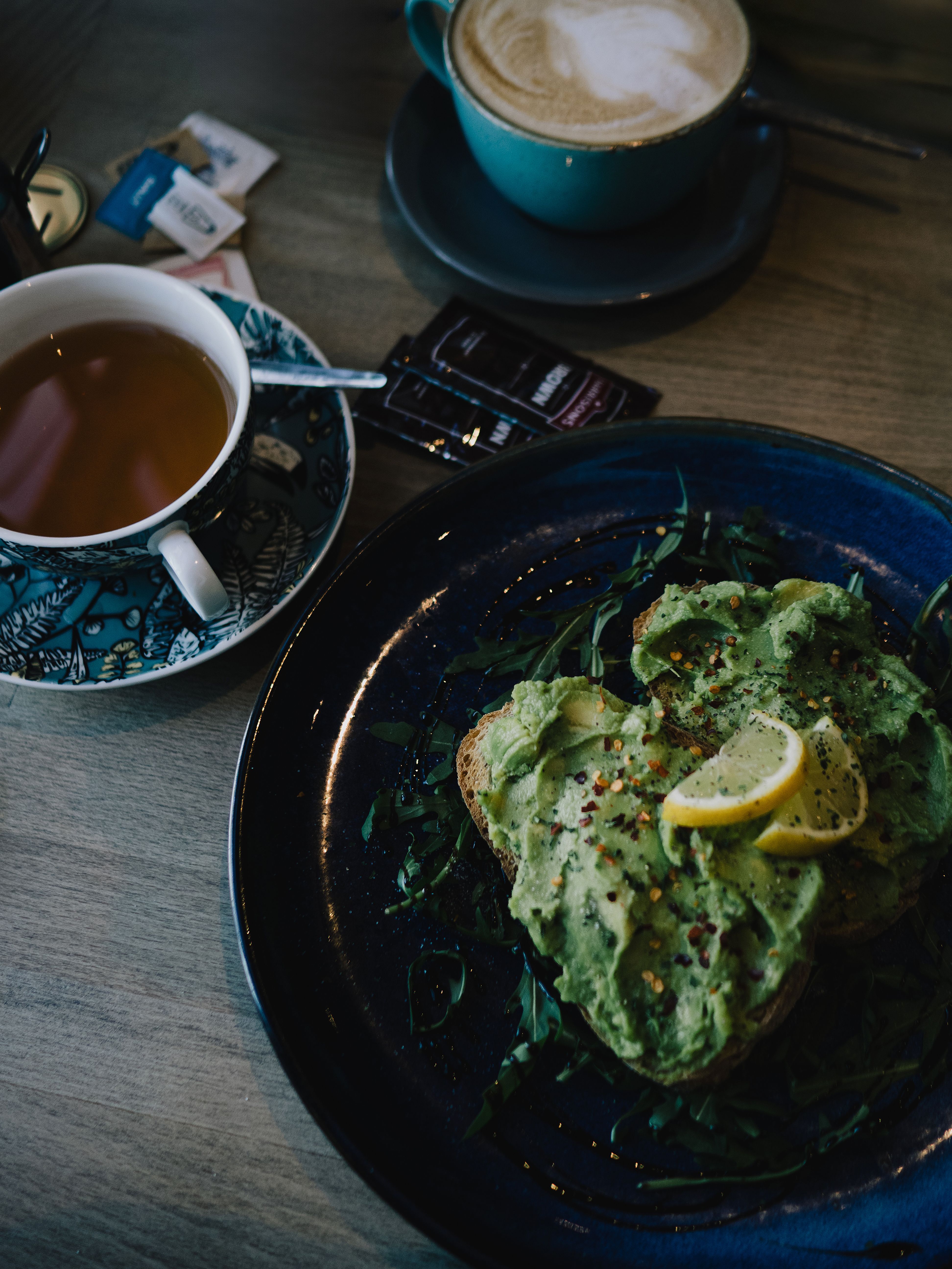 Deliciosa Torrada De Abacate Com Chá E Café · Foto profissional gratuita