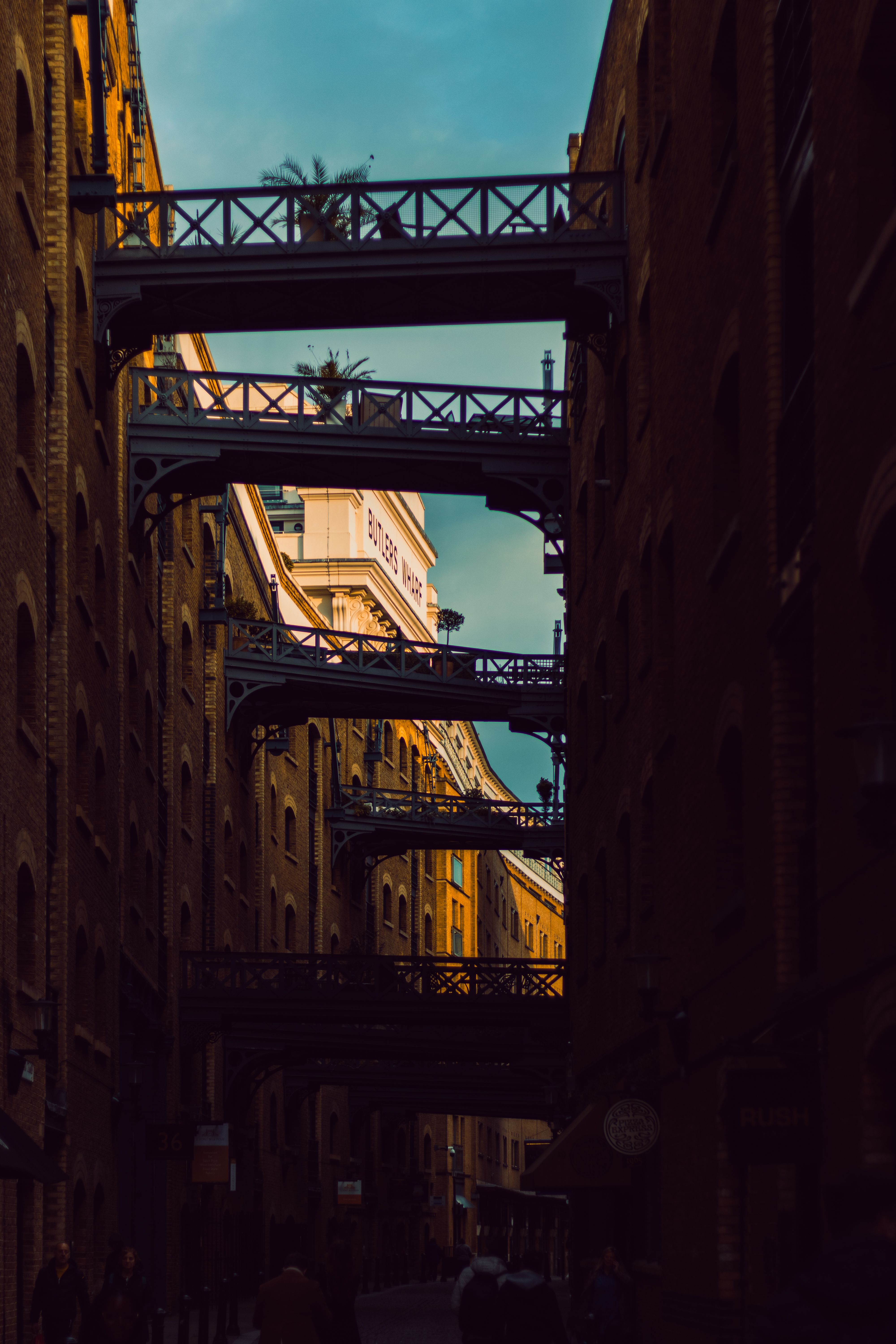 Historic London Alley with Iron Bridges at Dawn · Free Stock Photo