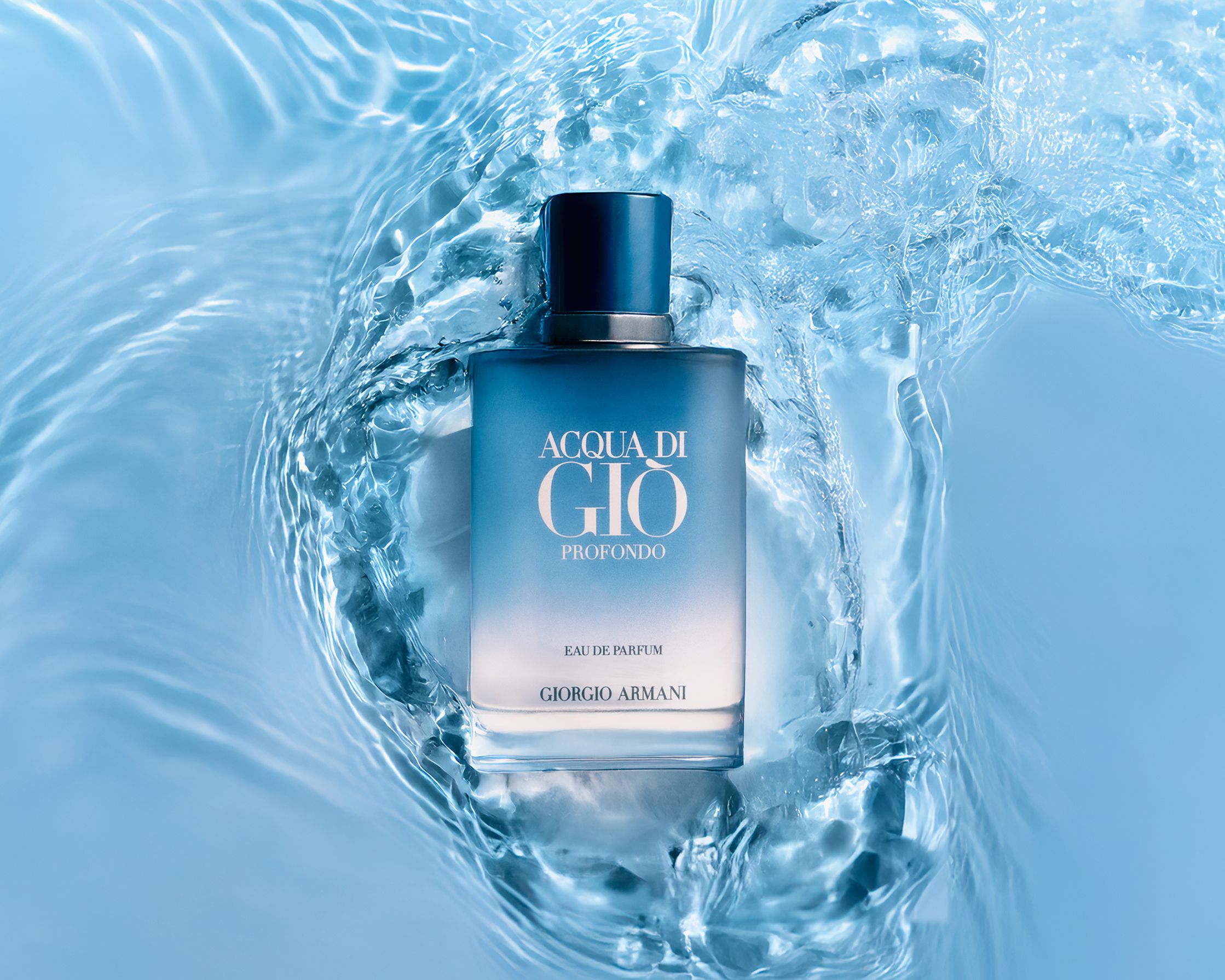 Elegante Botella De Perfume Azul En Agua · Foto de stock gratuita