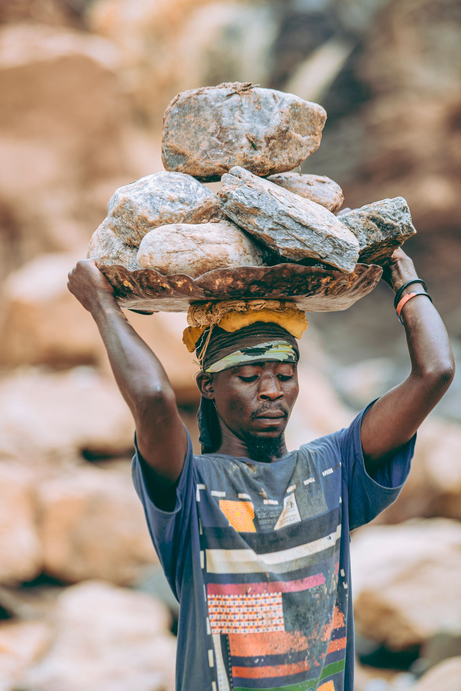 Someone Carrying Heavy Load Photos, Download The BEST Free Someone ...