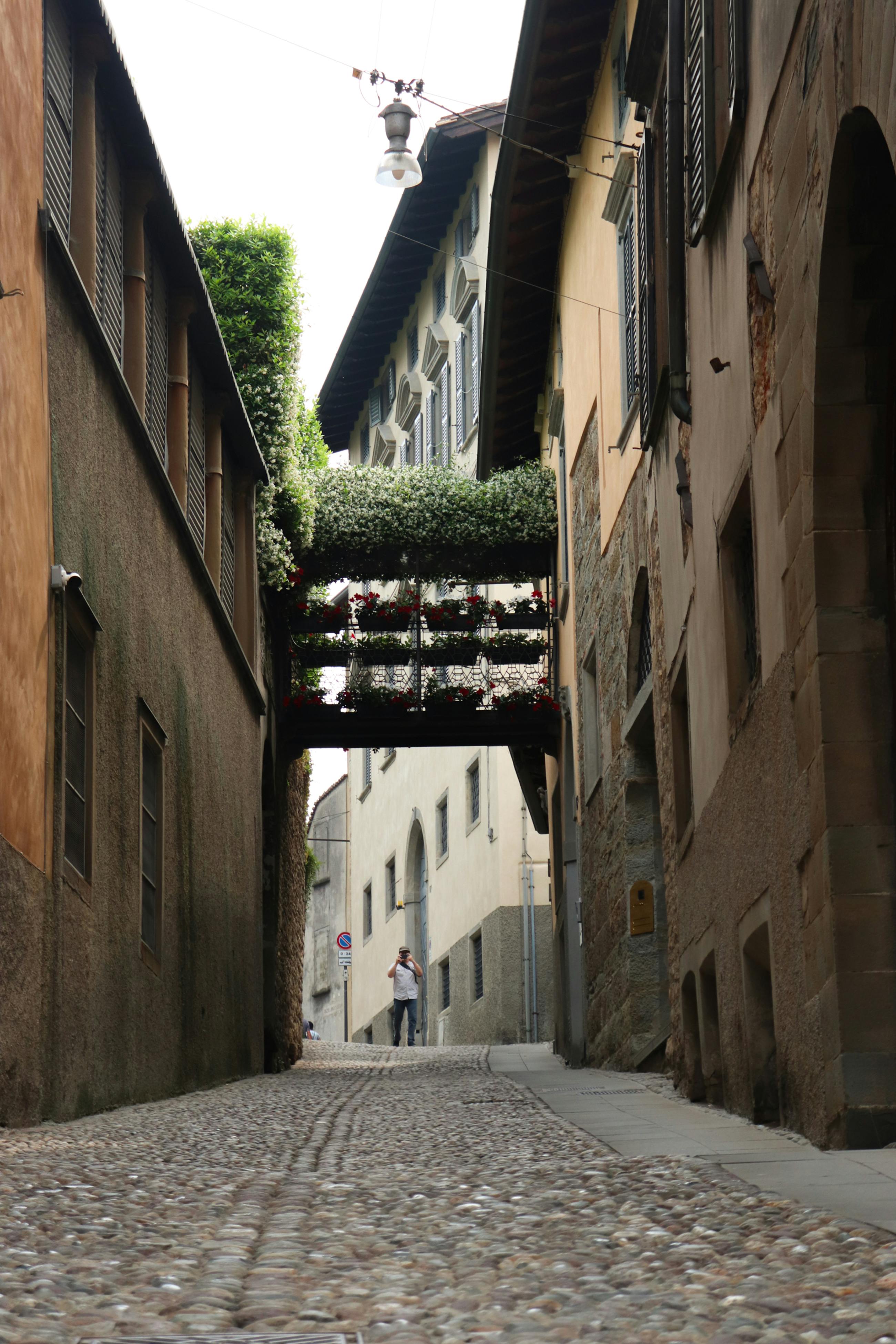Charming Narrow European Street with Archway · Free Stock Photo