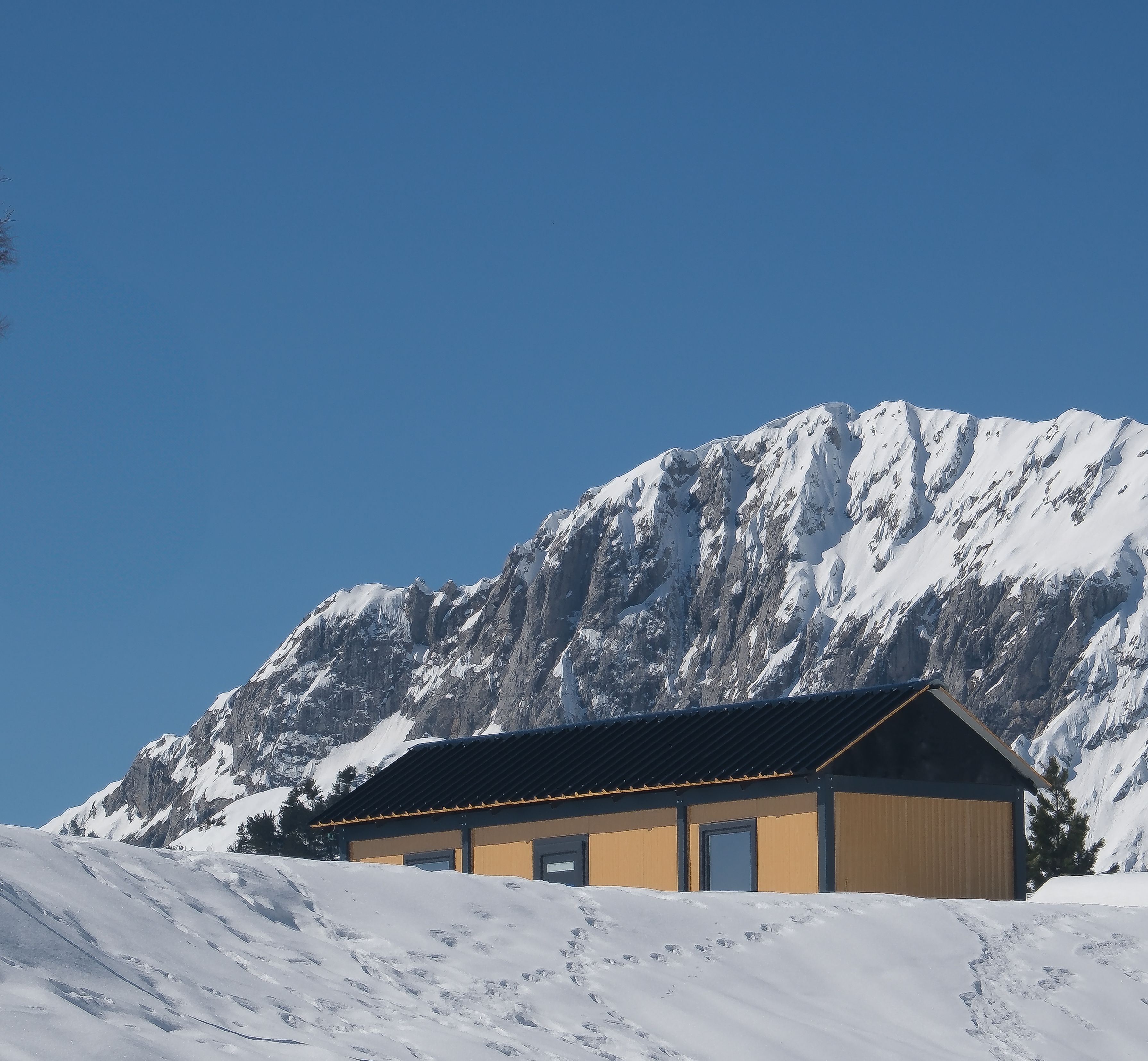 Winter cabin landscape in snowy Albanian mountains · Free Stock Photo