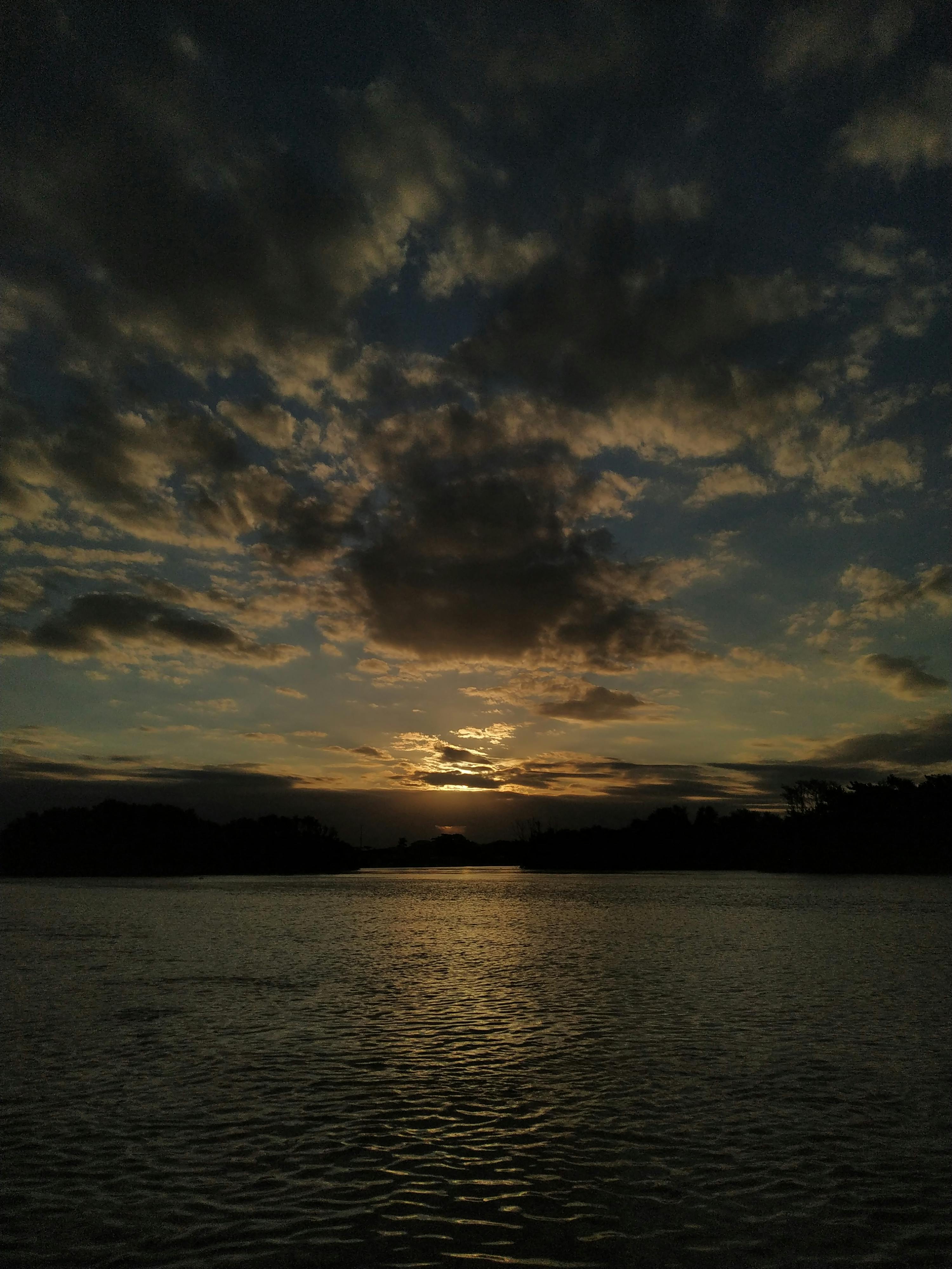 Tranquil Sunset over Calm Waters · Free Stock Photo