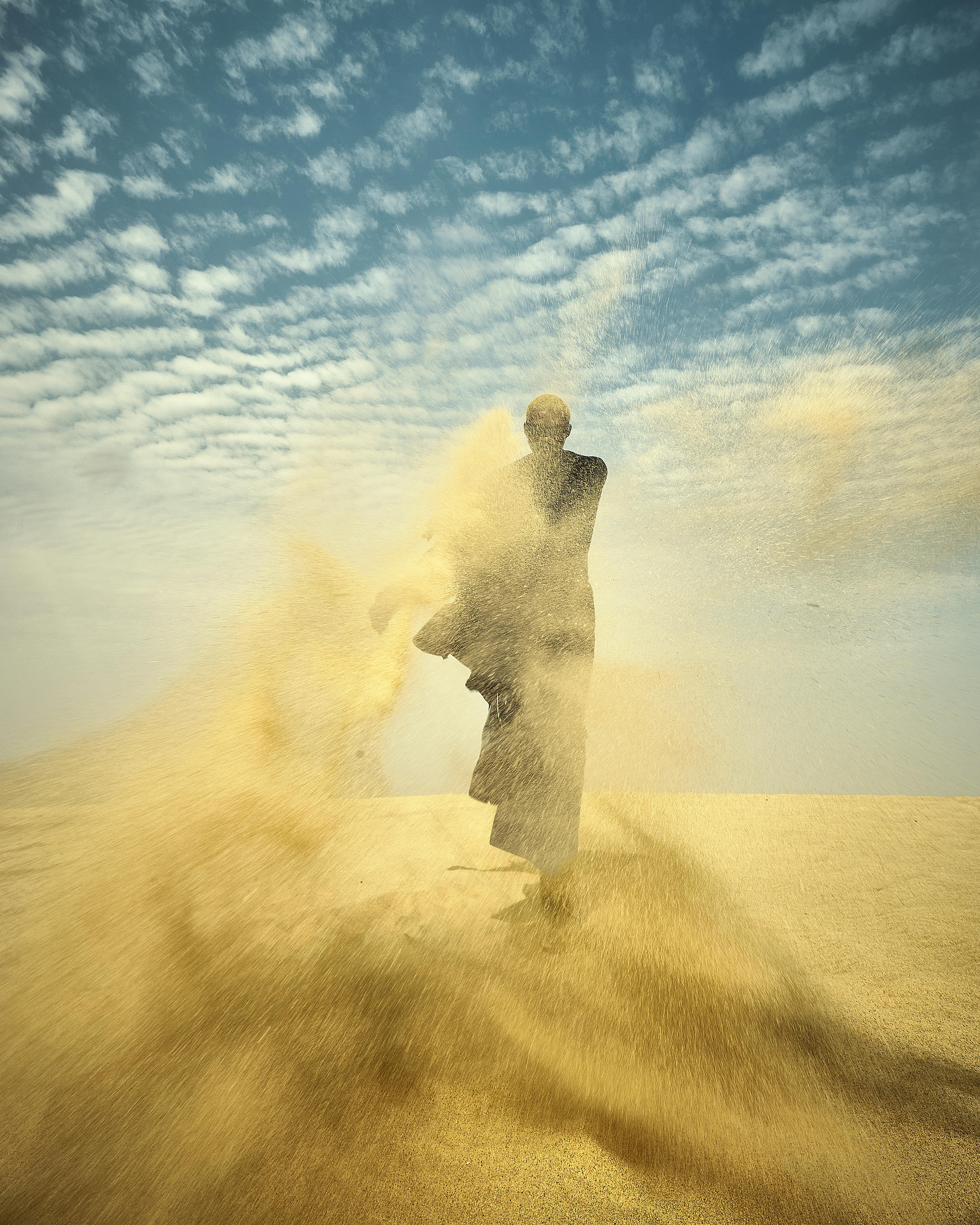Dynamic Sand Dance on Doha's Desert Dunes · Free Stock Photo