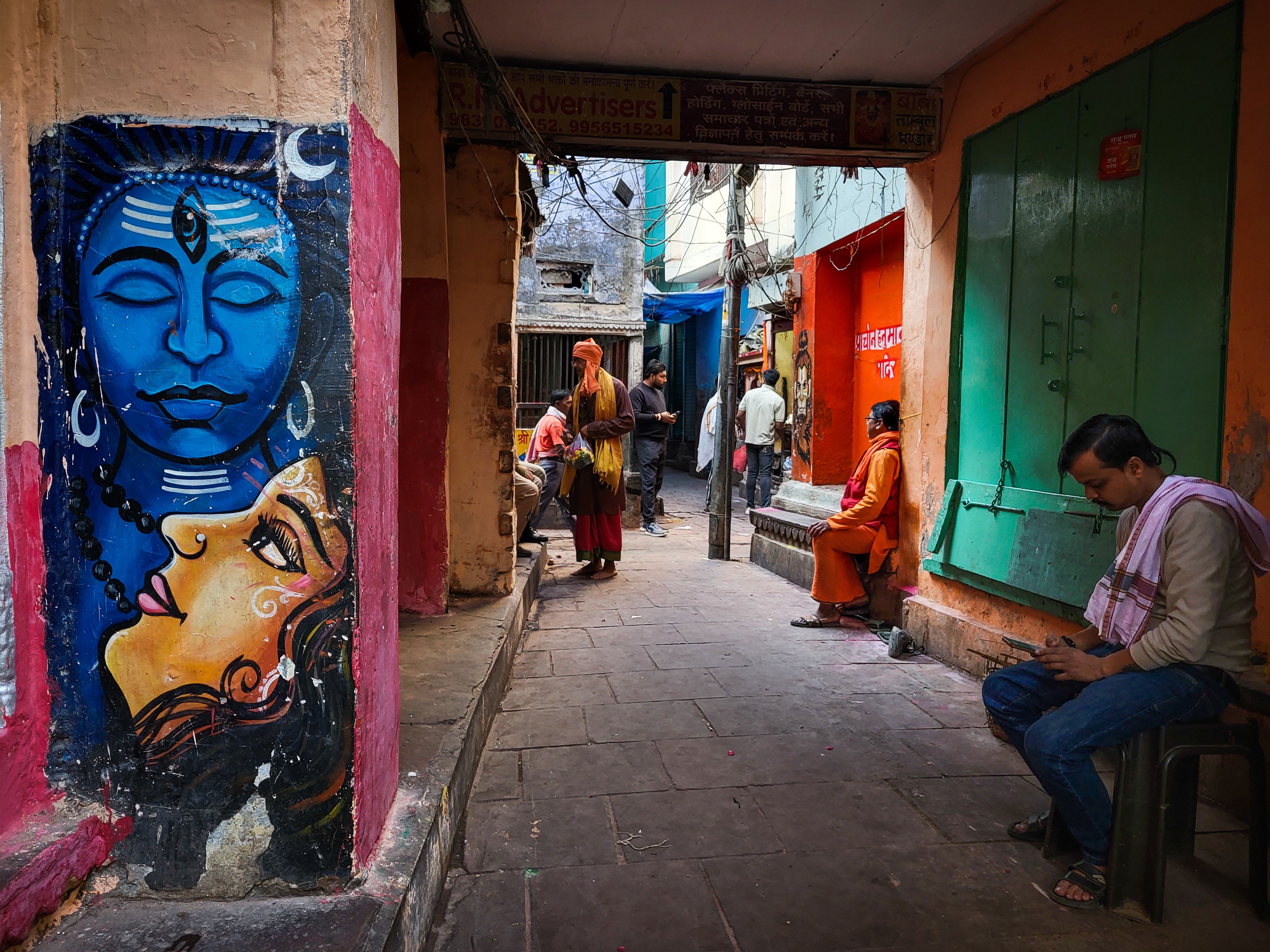 Street Scene in Varanasi with Vibrant Wall Art · Free Stock Photo