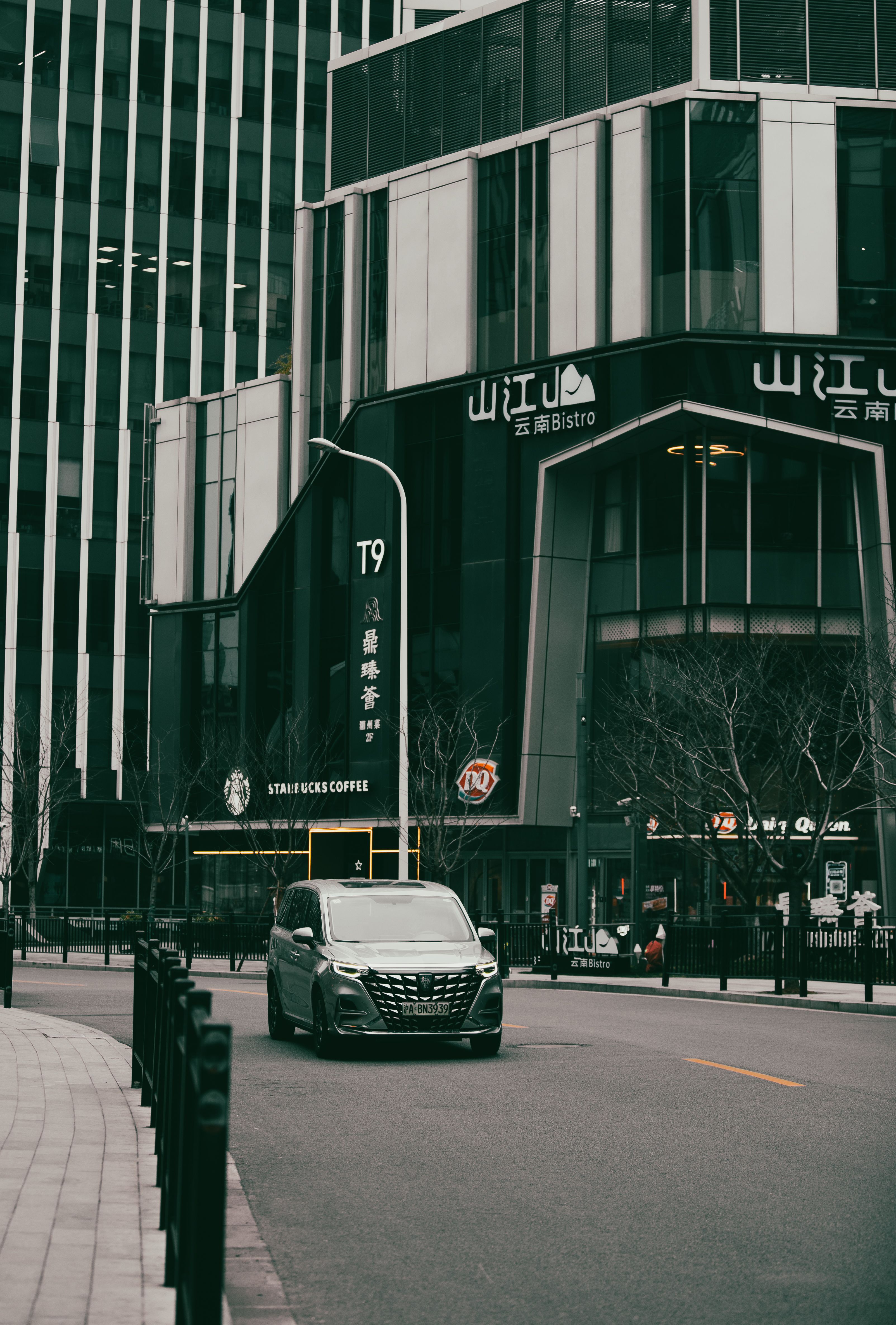 Urban Street View with Modern Architecture · Free Stock Photo