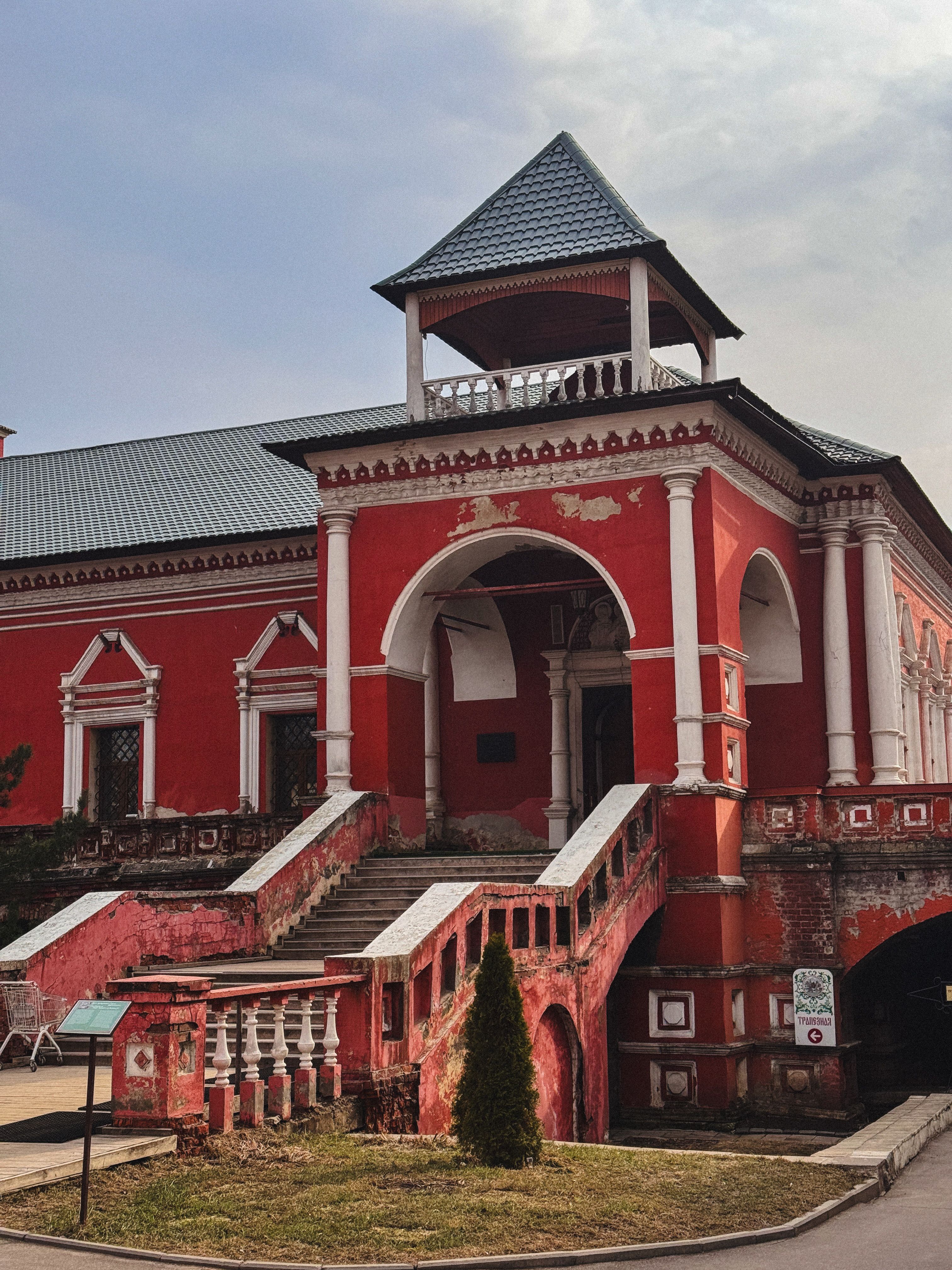 Edificio Histórico De Ladrillo Rojo Con Entrada Arqueada · Foto de ...