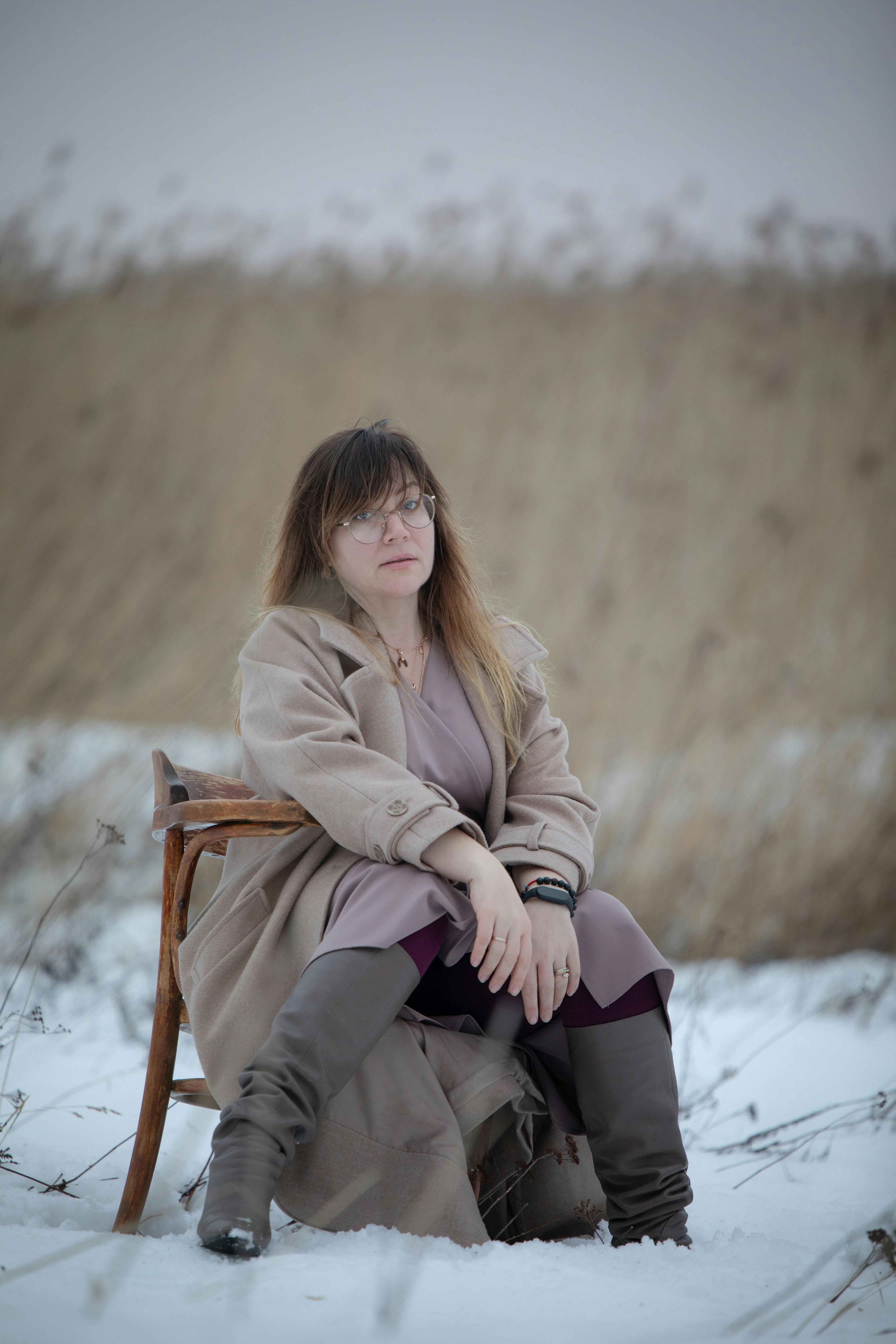 Girl Sitting Silance Photos, Download The BEST Free Girl Sitting ...