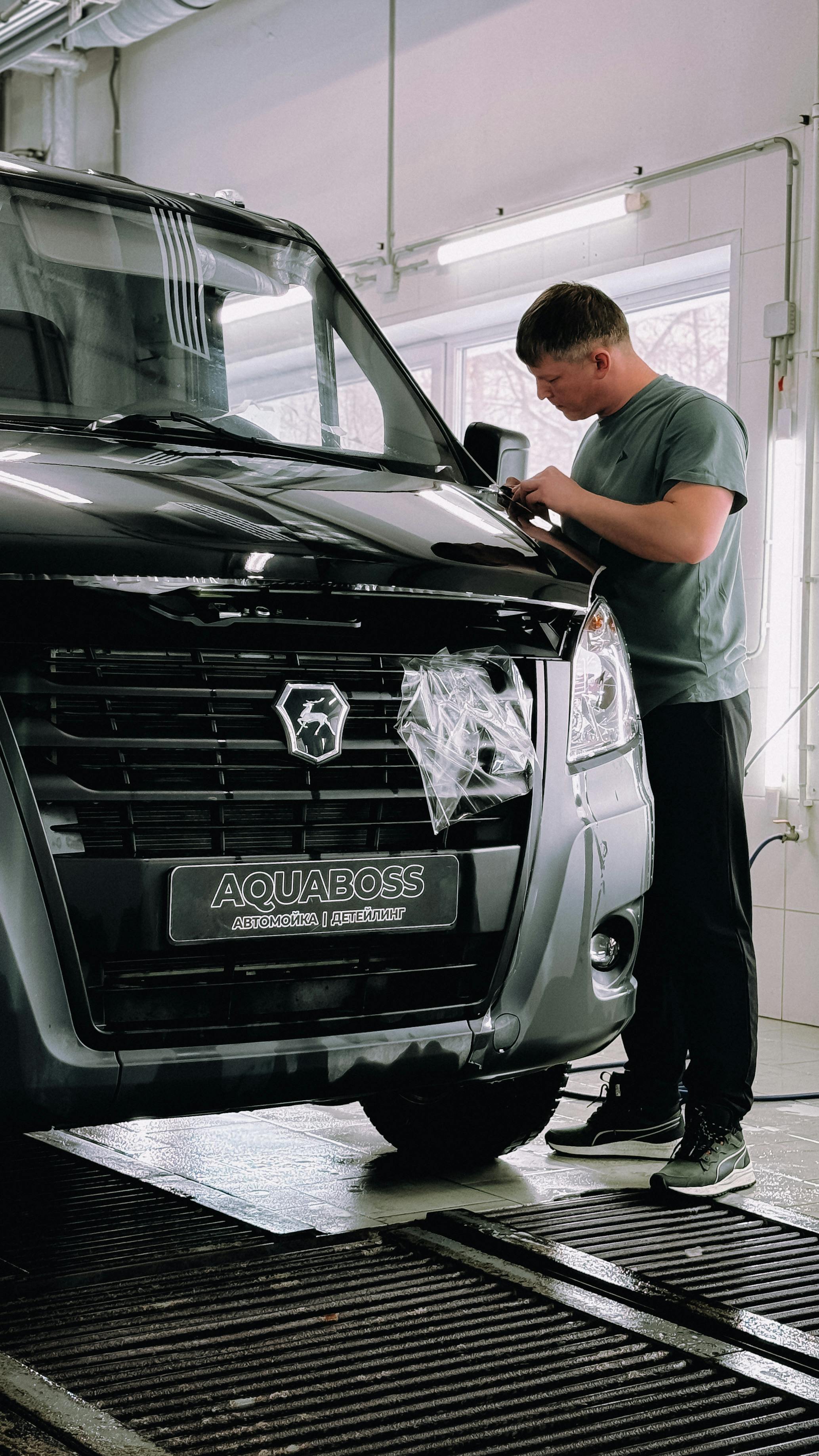 Hombre Inspeccionando Un Vehículo En Un Taller De Automóviles · Foto de ...