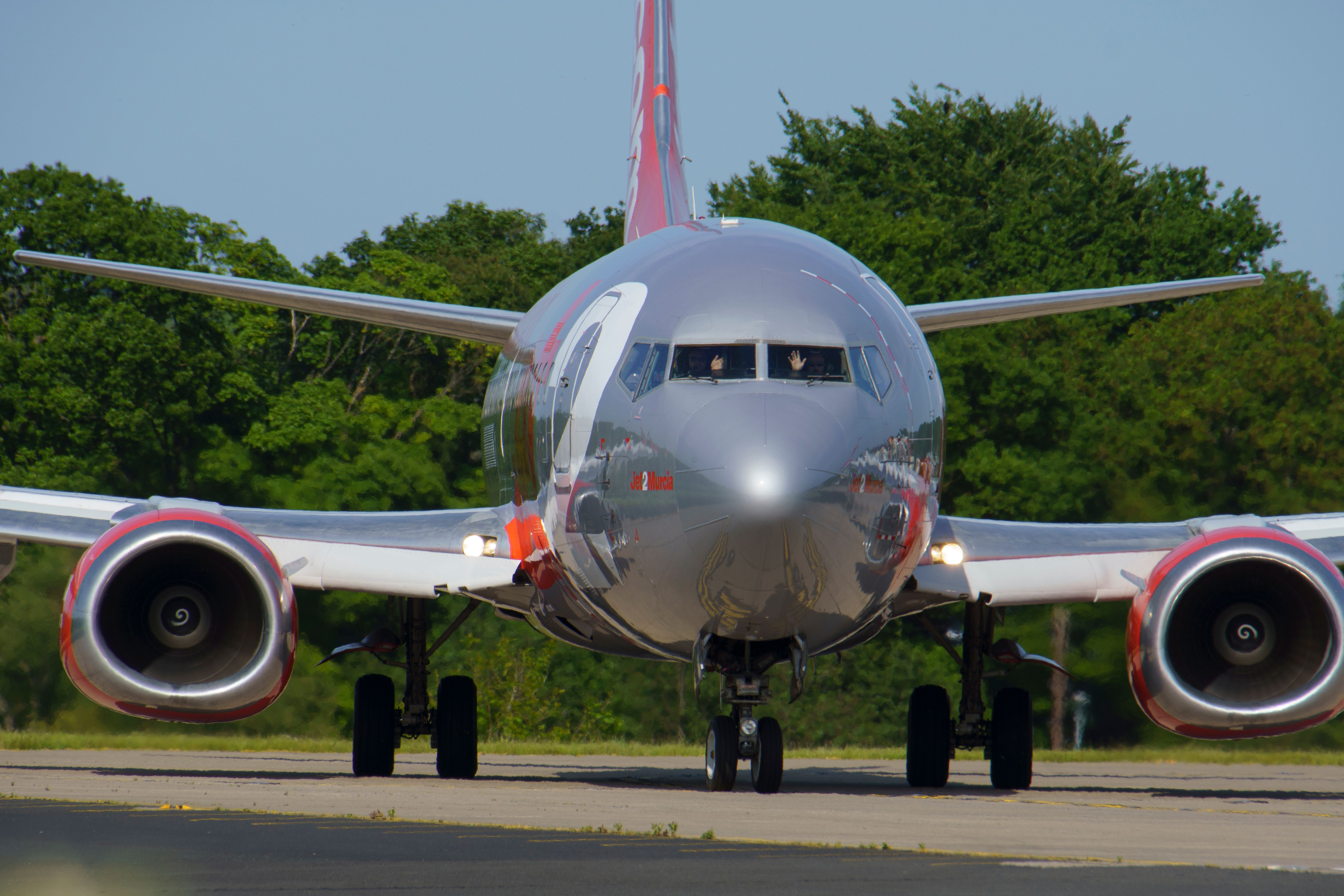 Airplane Front View on Yeadon Runway · Free Stock Photo