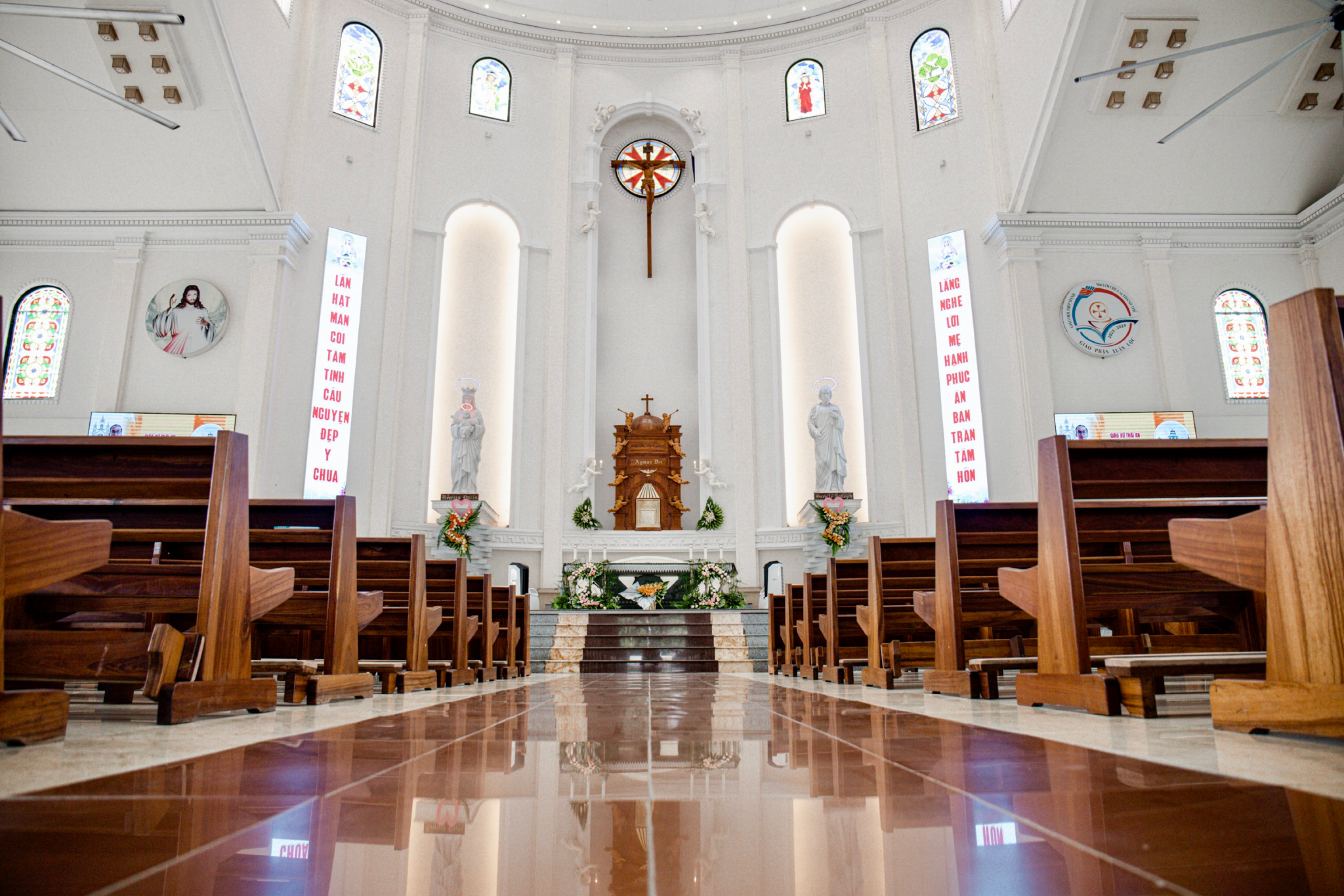 Beautiful Indoor Church Wedding Ceremony · Free Stock Photo