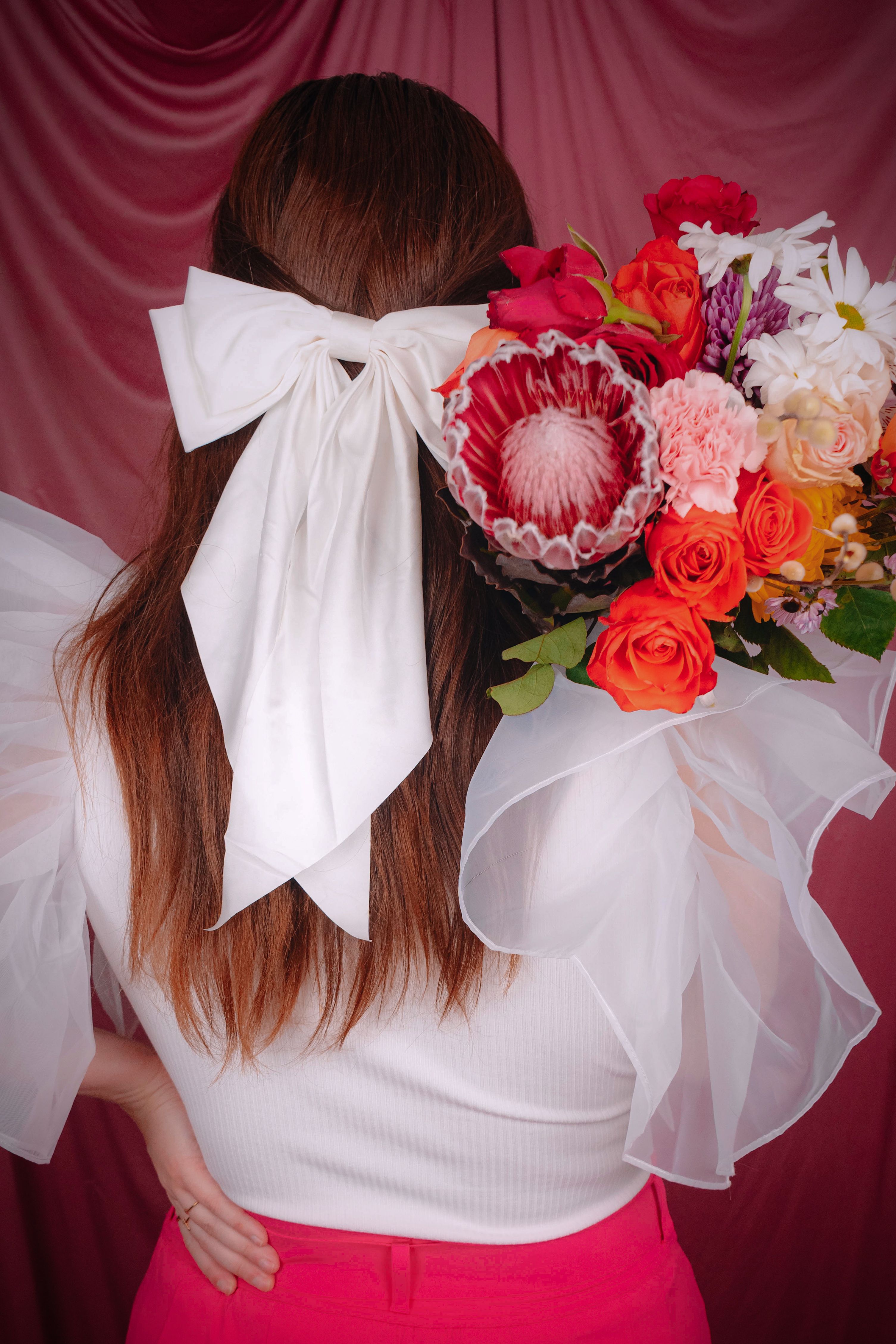 Retrato Elegante Con Ramo De Flores Y Lazo · Foto de stock gratuita