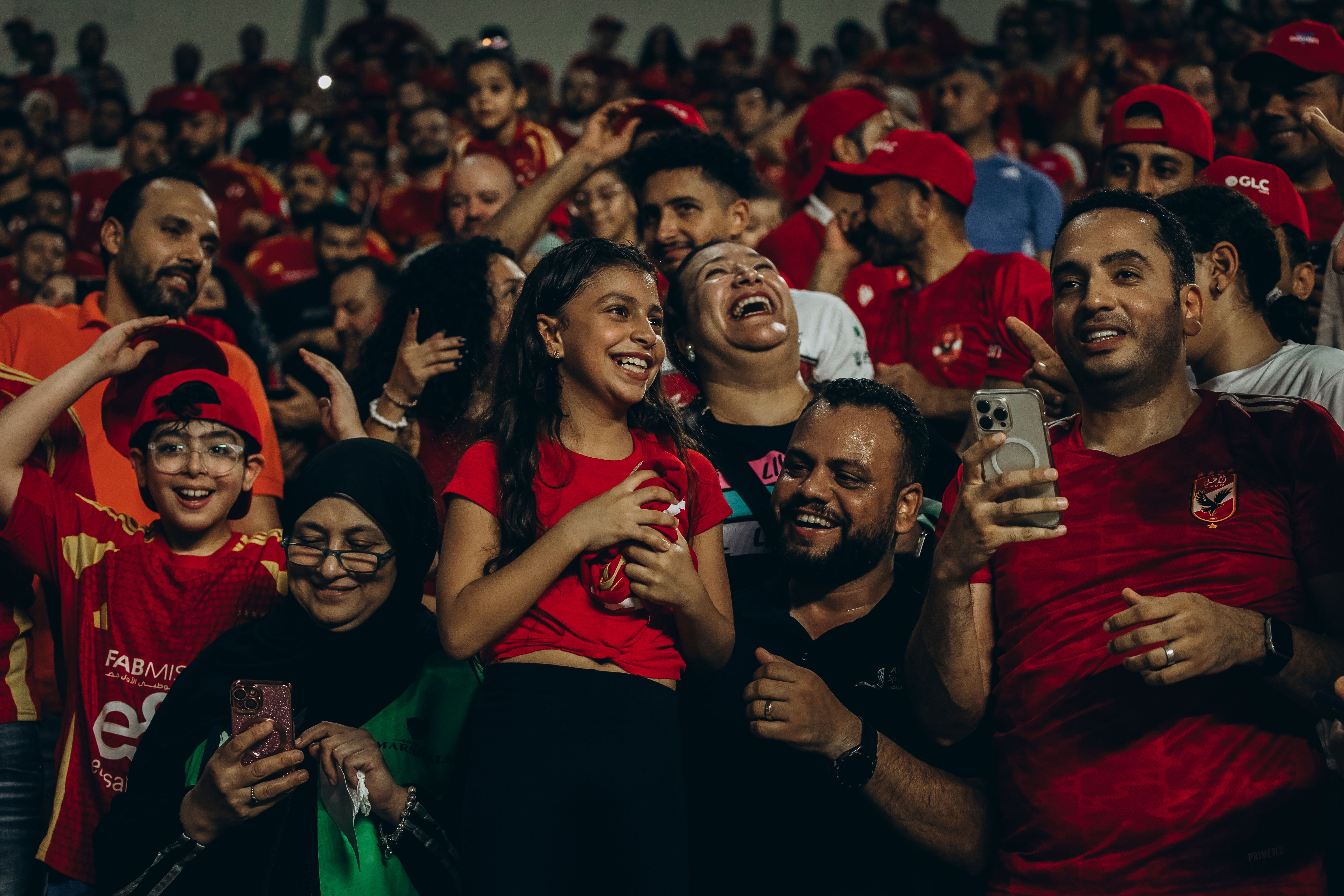 Multitud De Personas Animando Durante La Celebración De Un Partido De ...