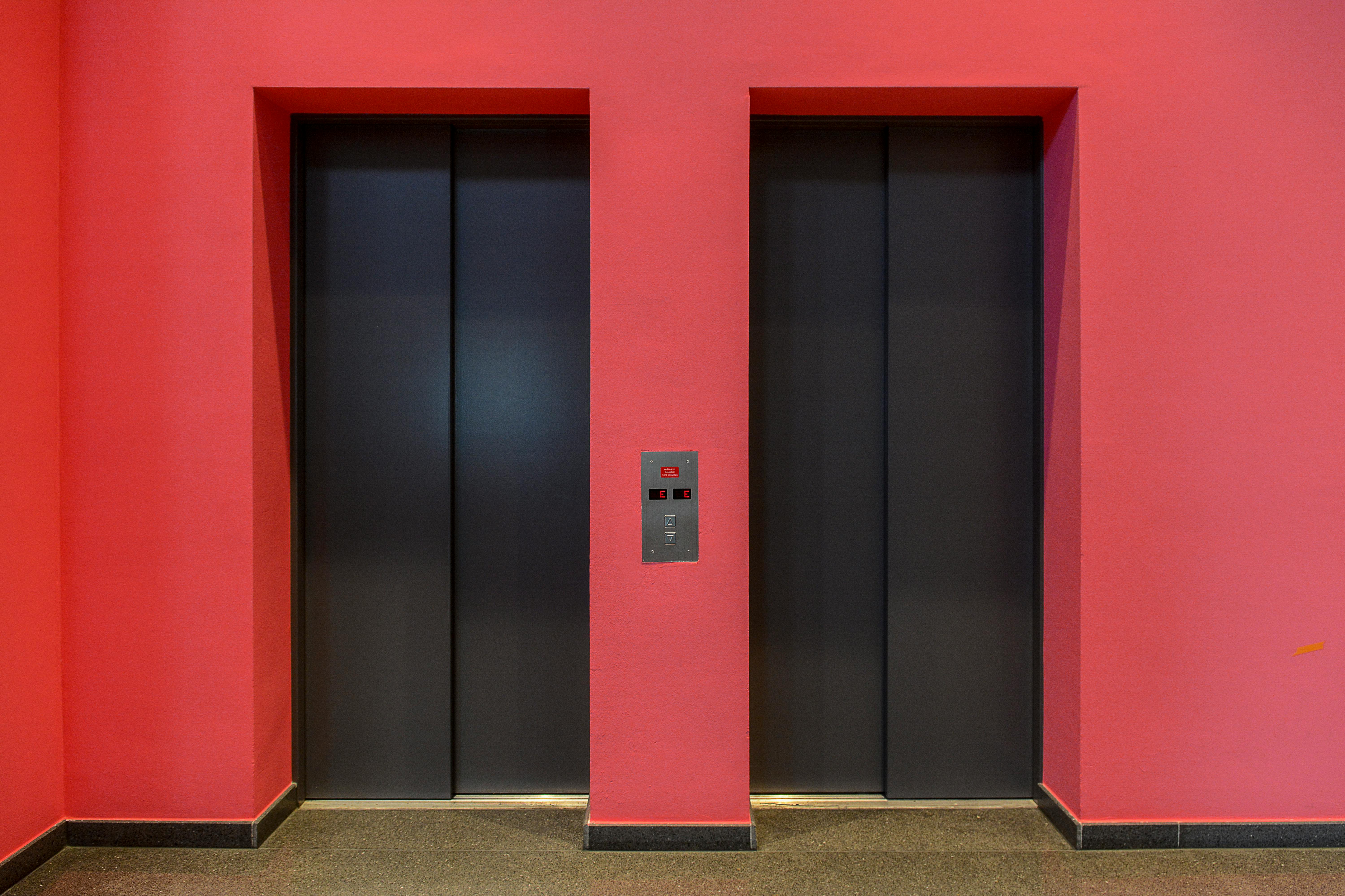 Puertas De Ascensor Modernas Con Un Interior Rojo Vibrante · Foto de ...
