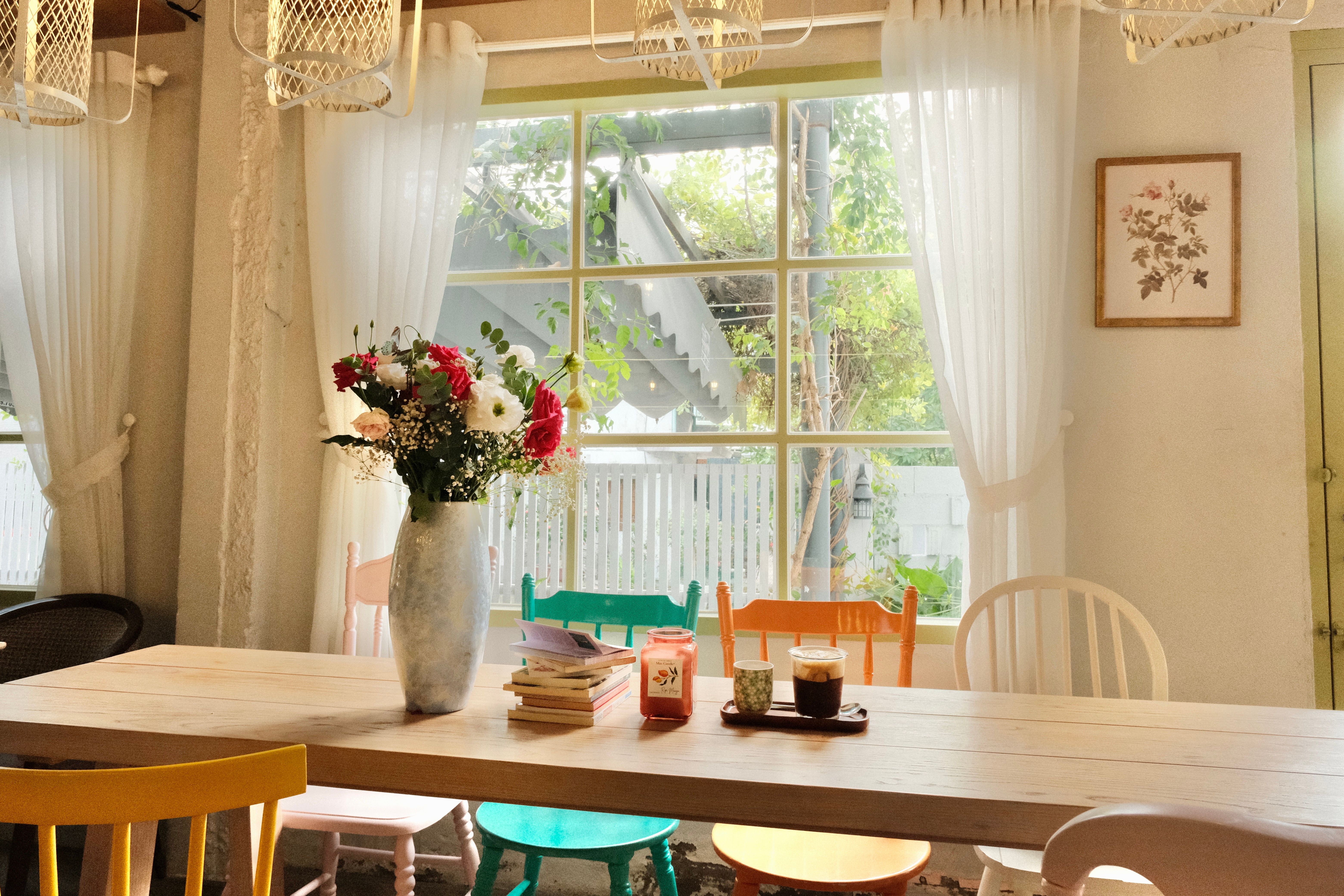 Cozy Sunlit Dining Room with Floral Decor · Free Stock Photo