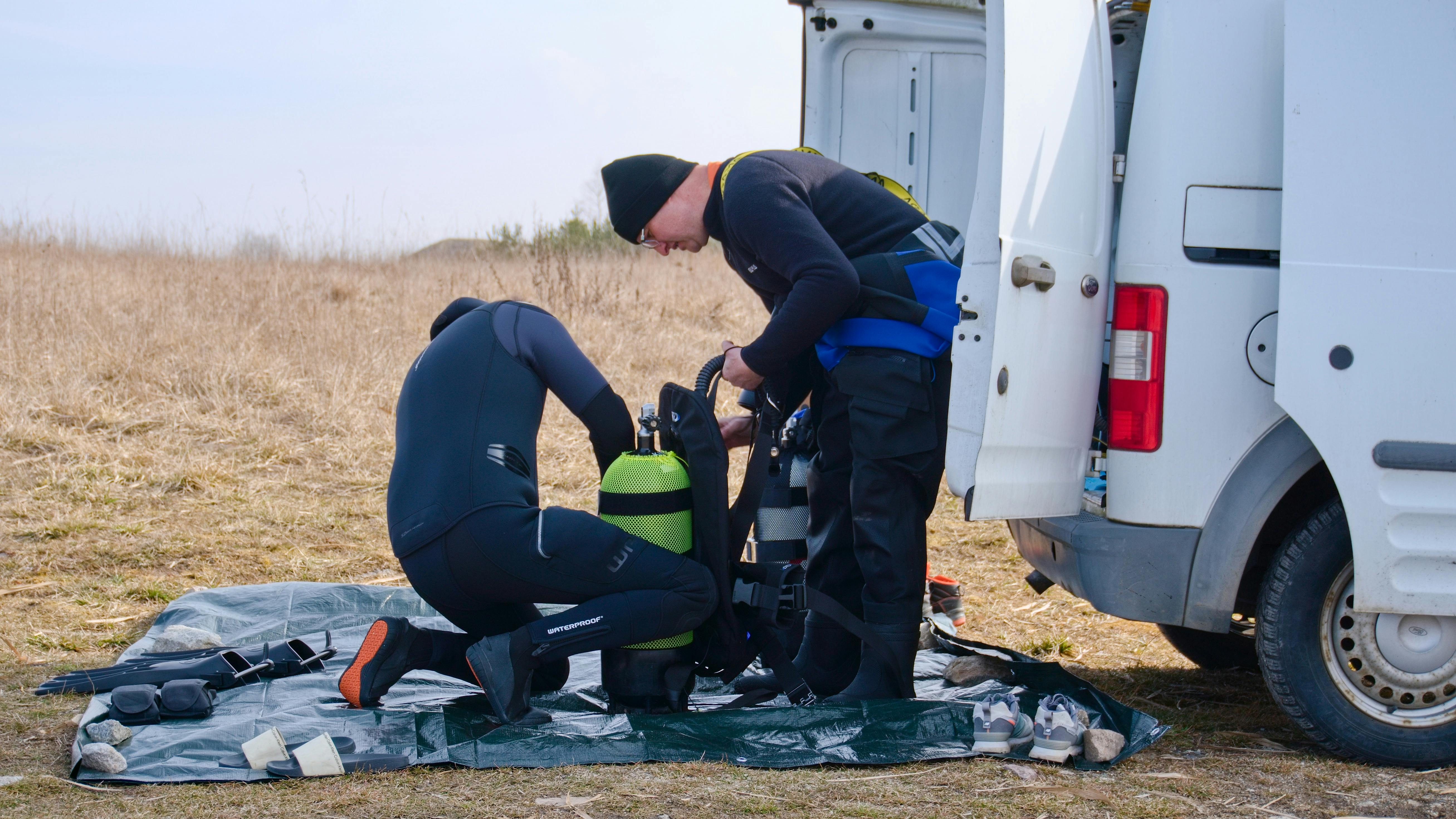 Divers Preparing Scuba Gear by Van Outdoors · Free Stock Photo