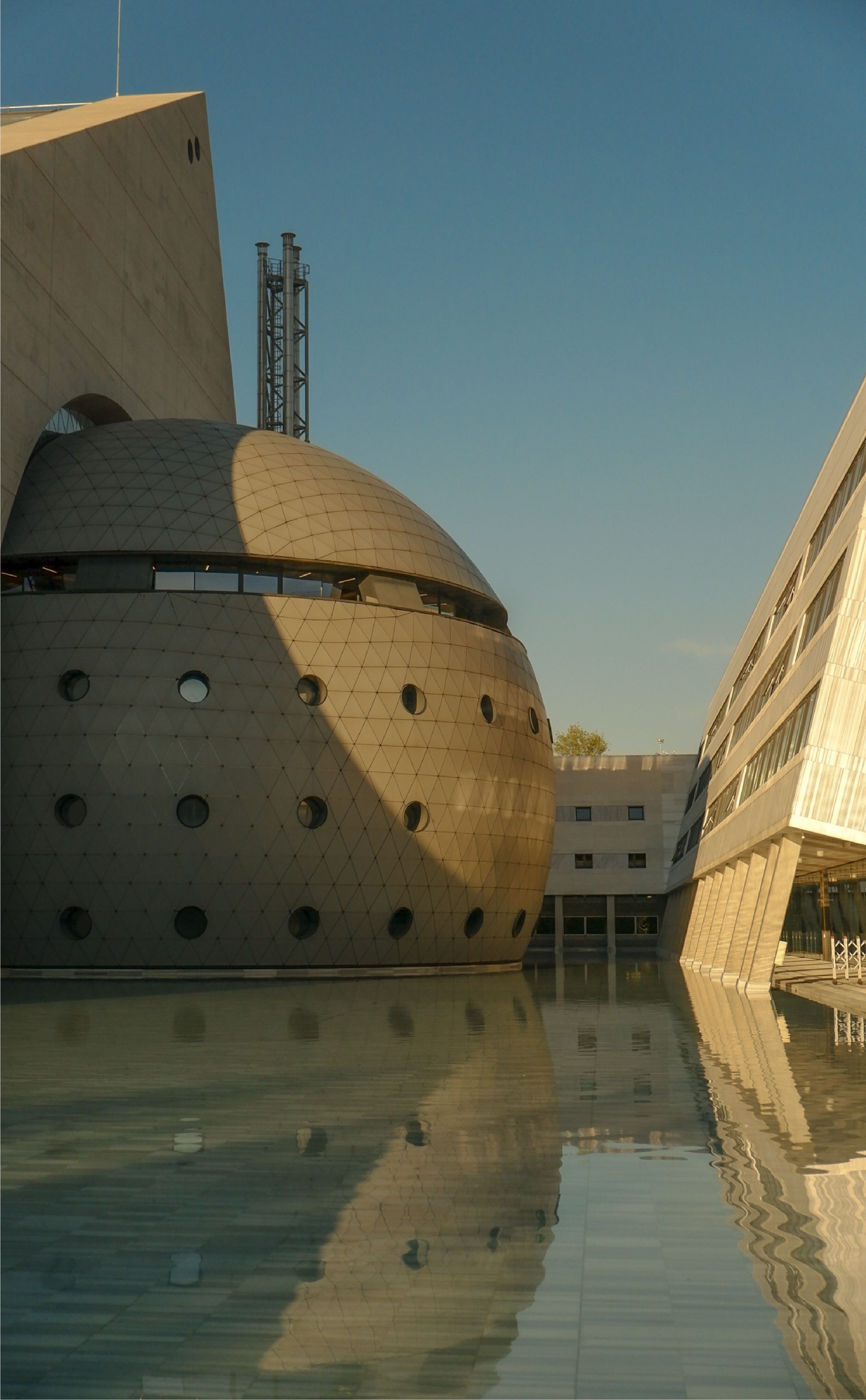 Modern Architectural Structure with Reflective Pool · Free Stock Photo