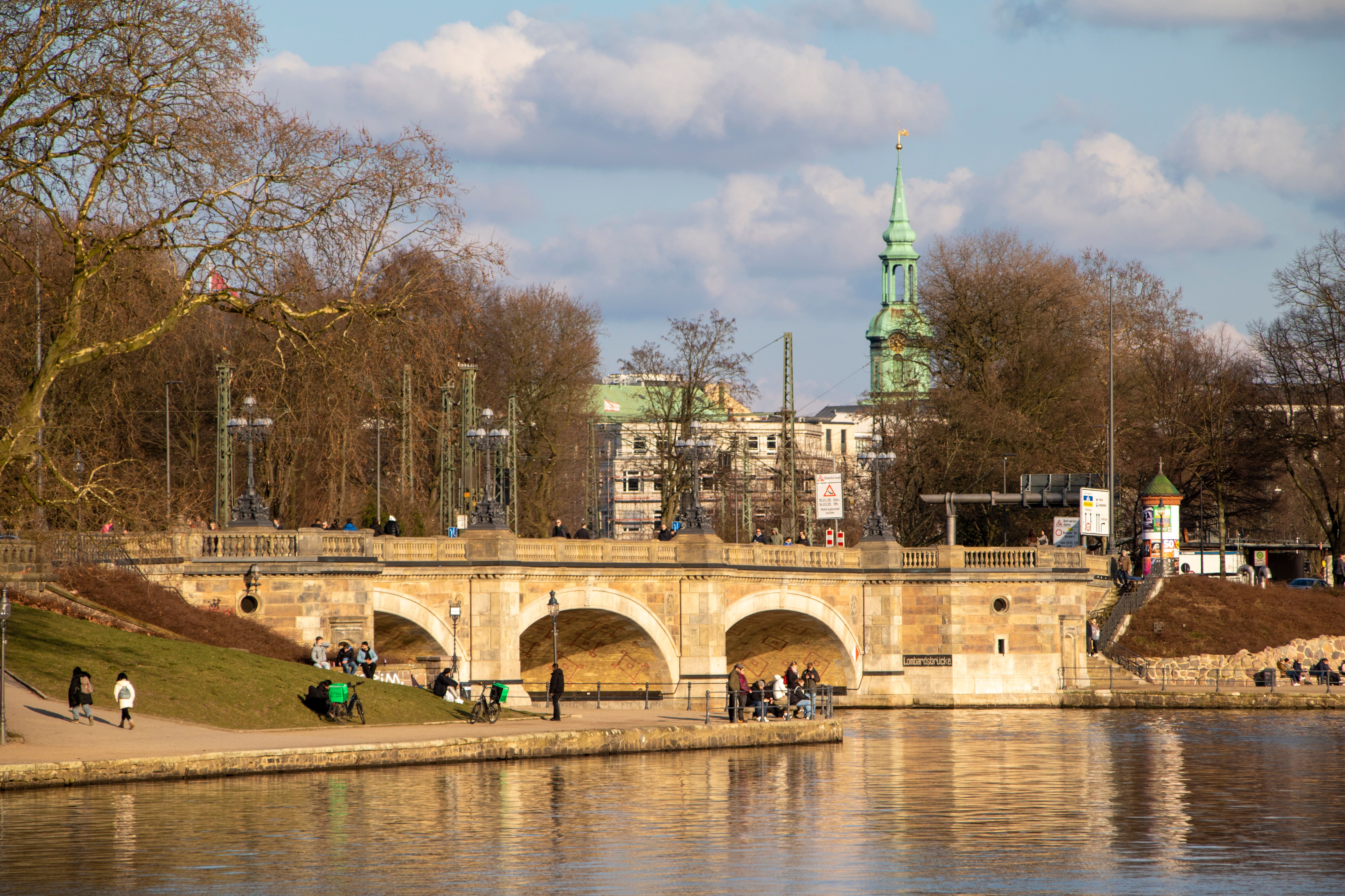 Picturesque Bridge and Binnenalster, Hamburg · Free Stock Photo