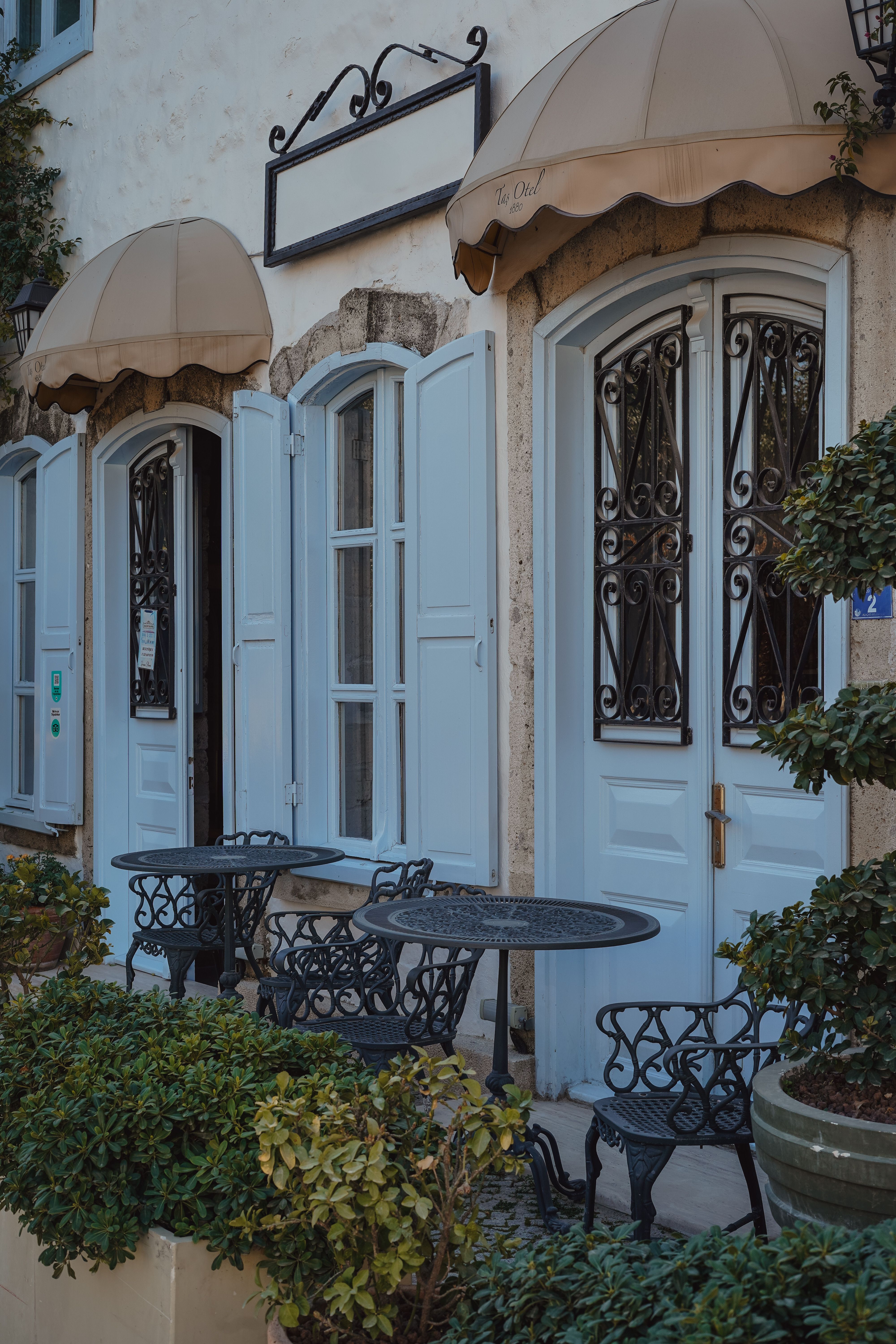 Charming French Cafe Facade with Vintage Tables · Free Stock Photo