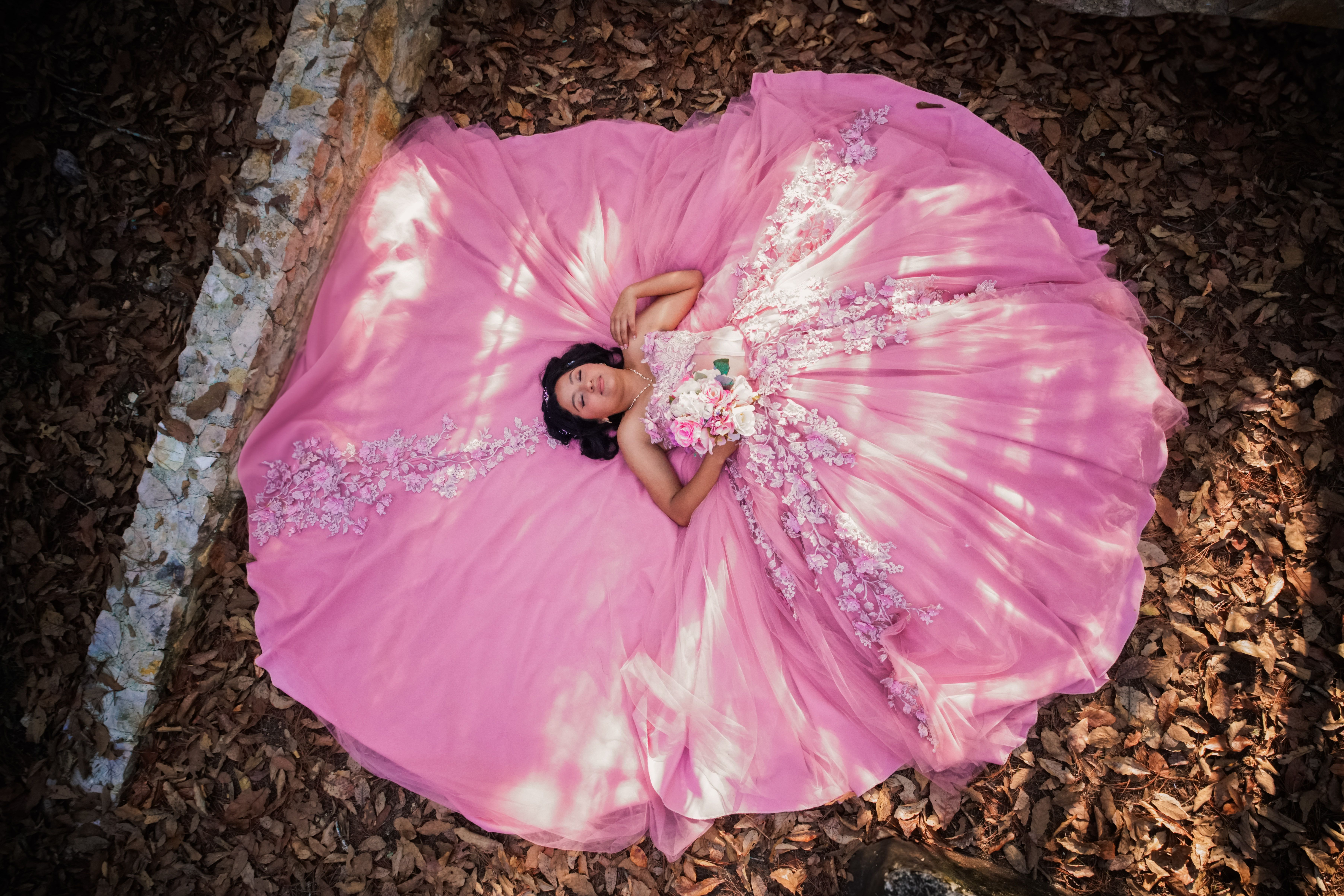 Mujer Elegante Con Vestido Rosa Entre Hojas De Otoño · Foto de stock ...