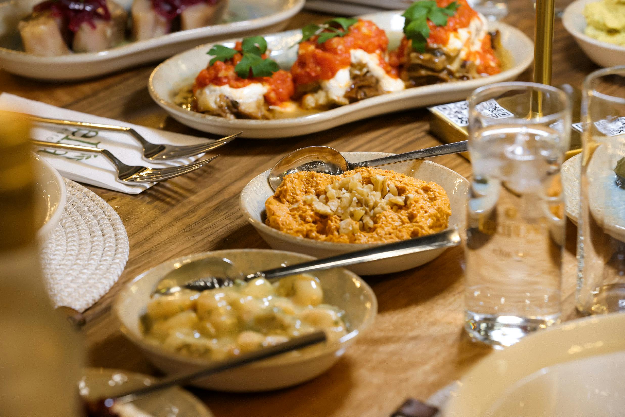 Deliciosos Mezze Mediterráneos Servidos En Una Mesa De Madera · Foto de ...