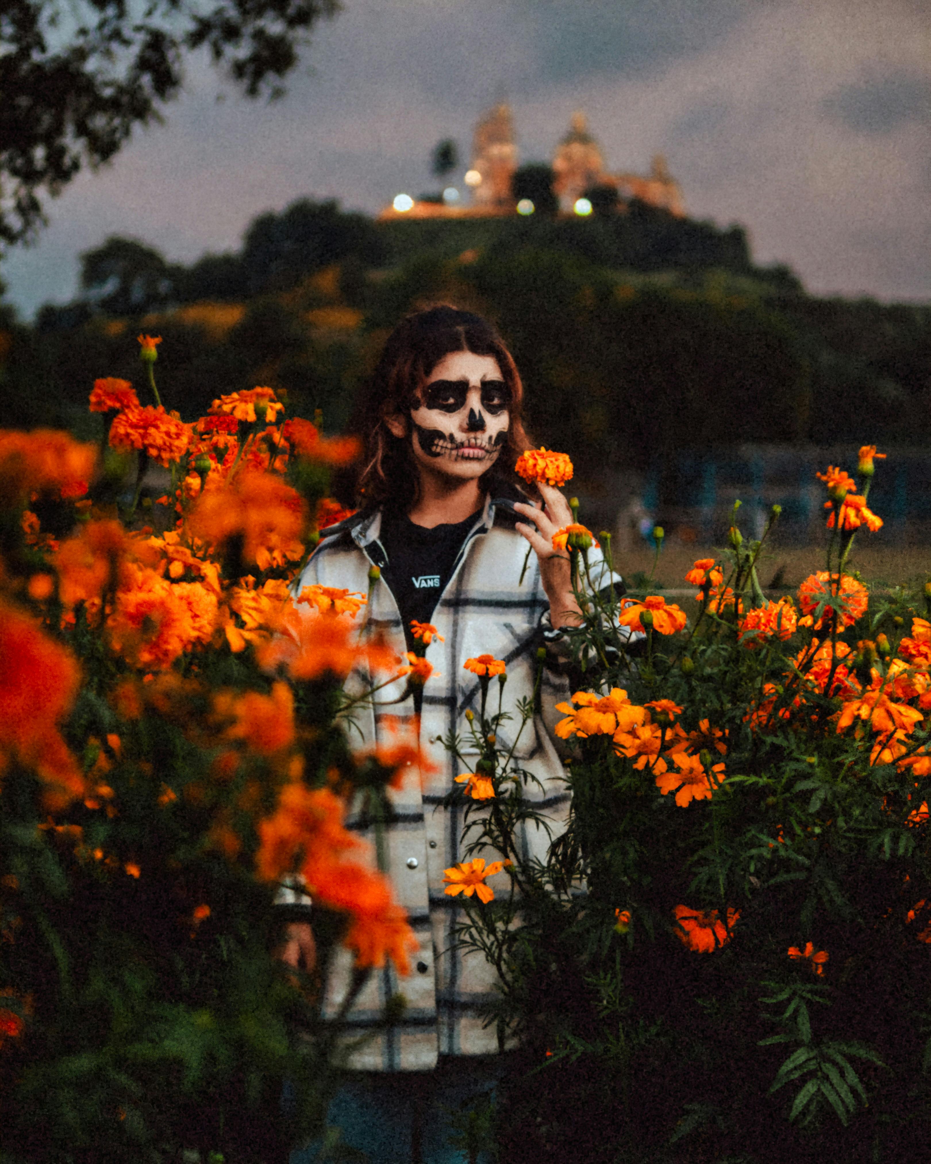 Mujer Con Maquillaje De Calavera Entre Flores De Cempasúchil Con La ...