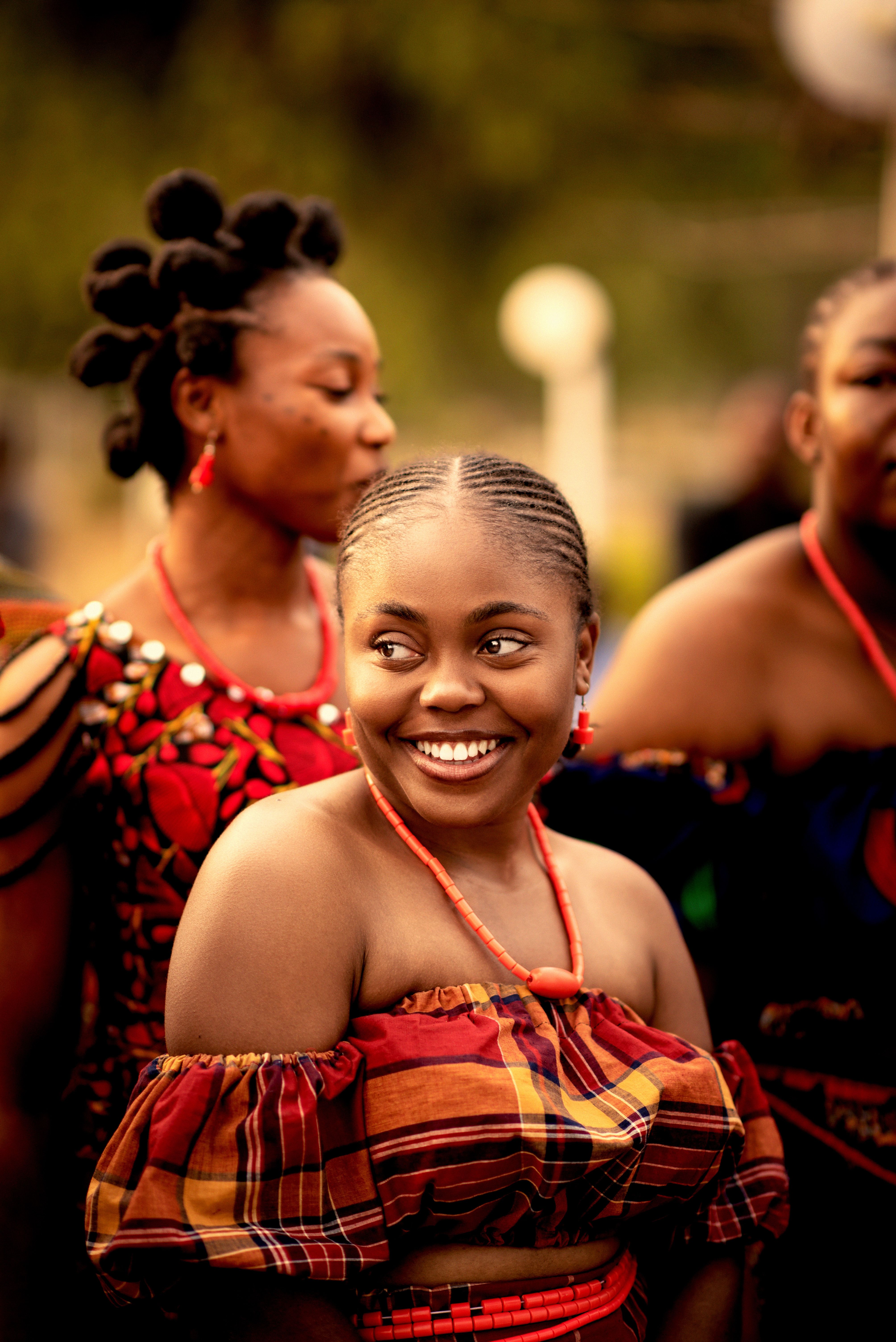 Mujeres Alegres Con Atuendos Tradicionales Africanos · Foto de stock ...