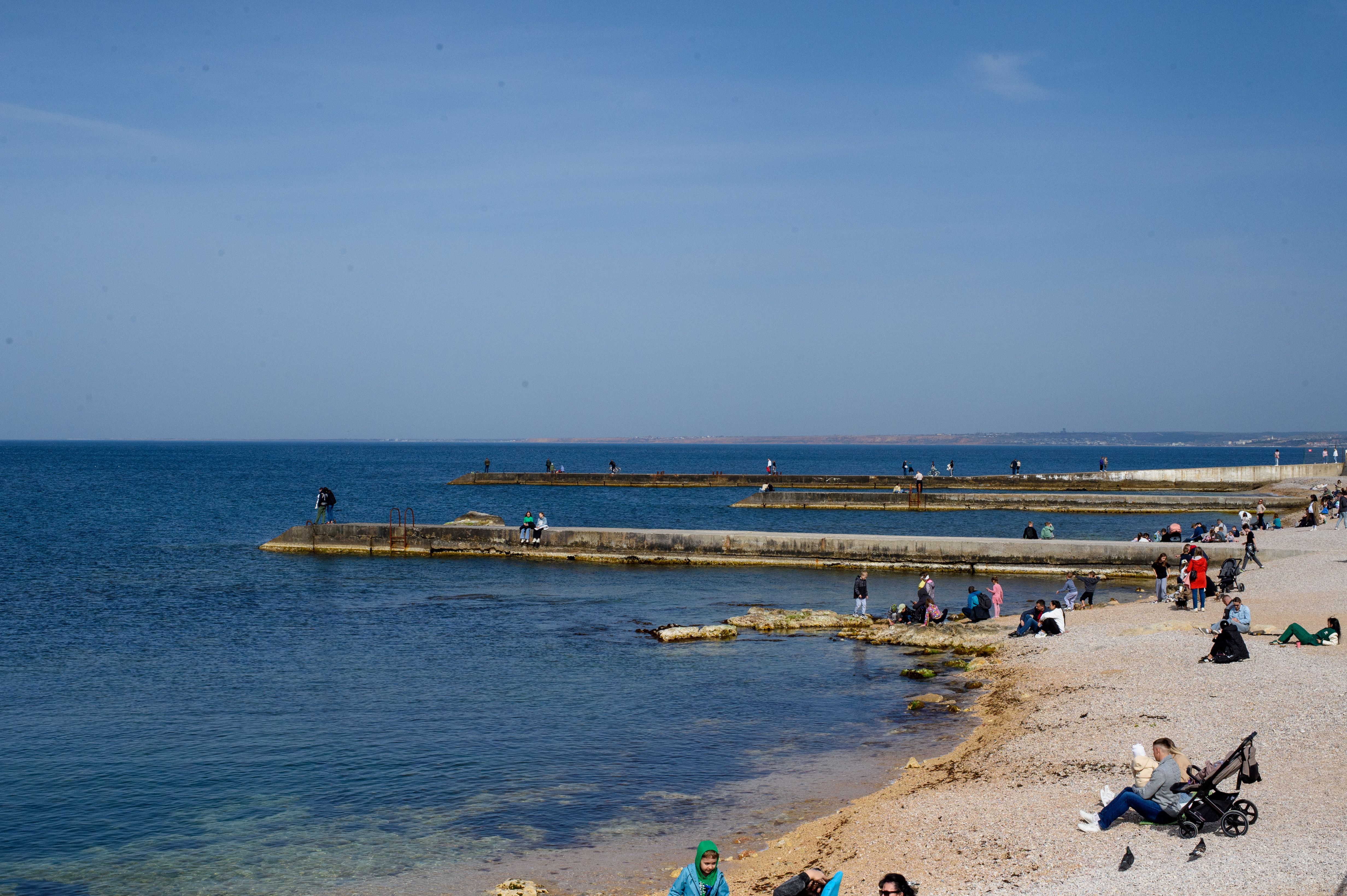 Sunny Day at the Seaside Pier with Visitors · Free Stock Photo