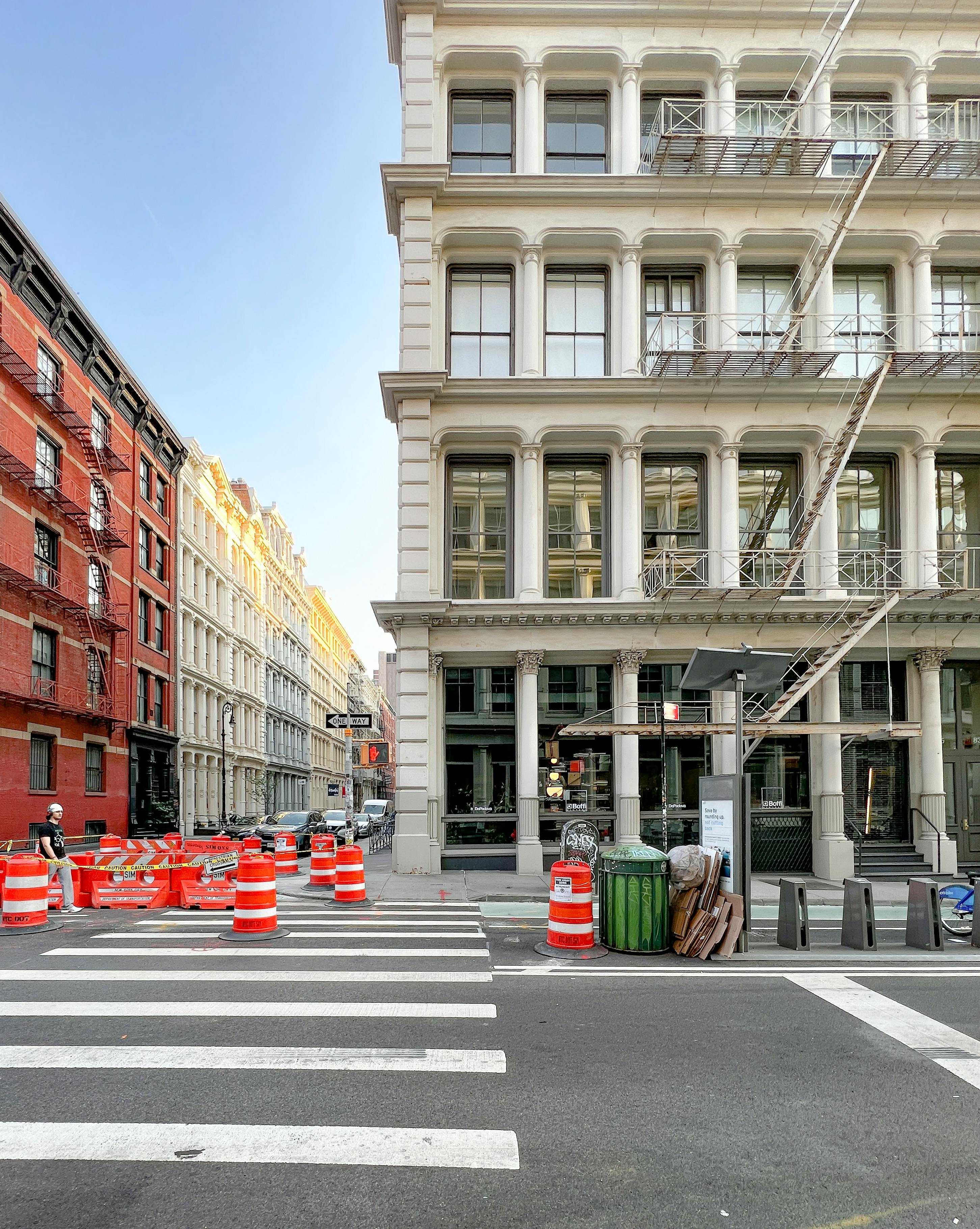 Historic SoHo architecture with urban elements · Free Stock Photo
