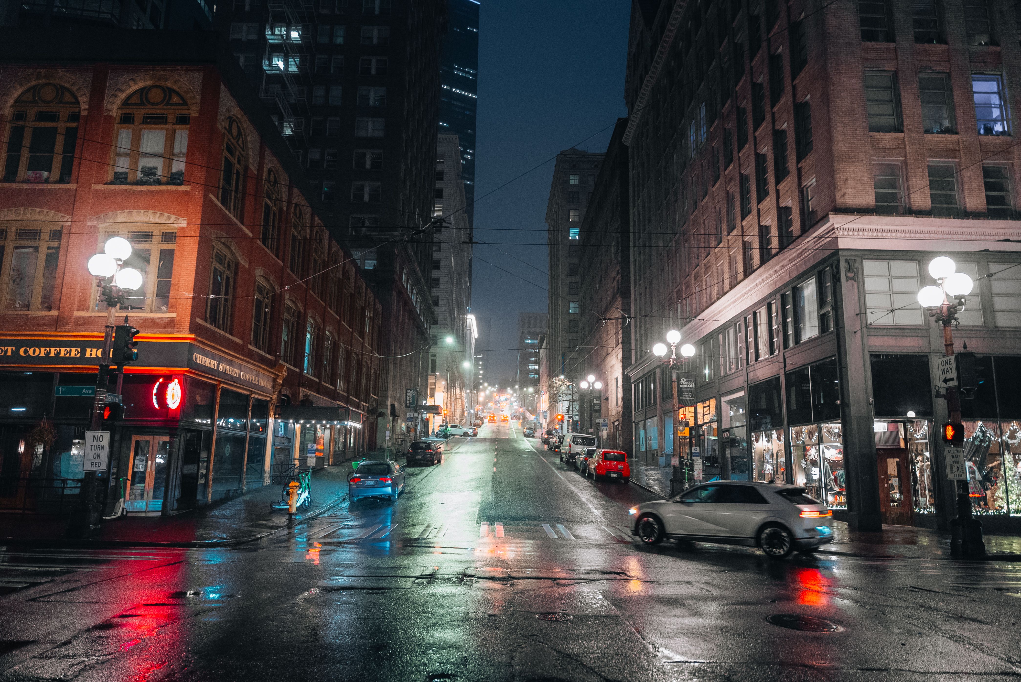 Moody Nighttime Street Scene in Seattle · Free Stock Photo