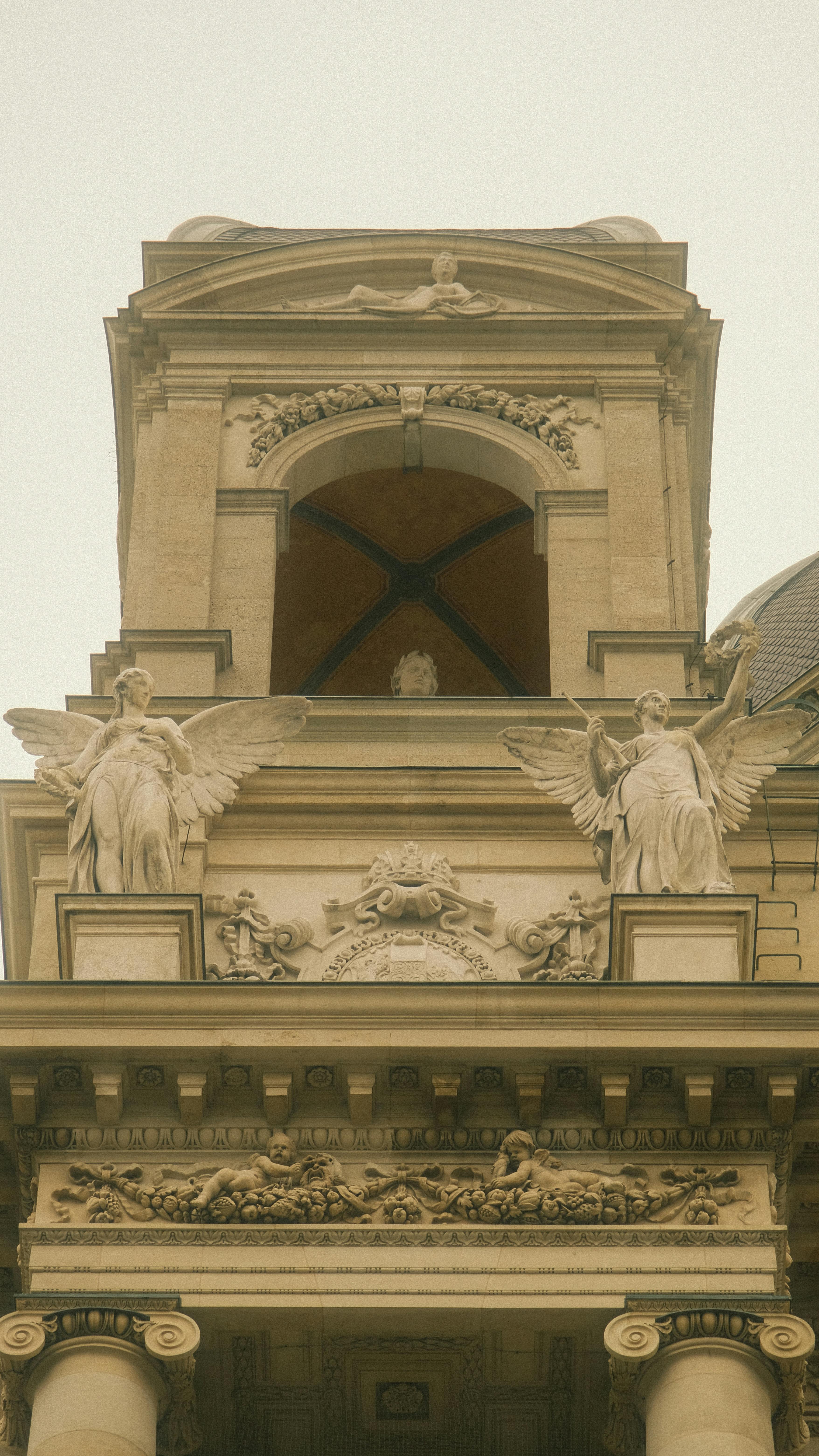 Fachada Arquitectónica Detallada Con Esculturas · Foto de stock gratuita