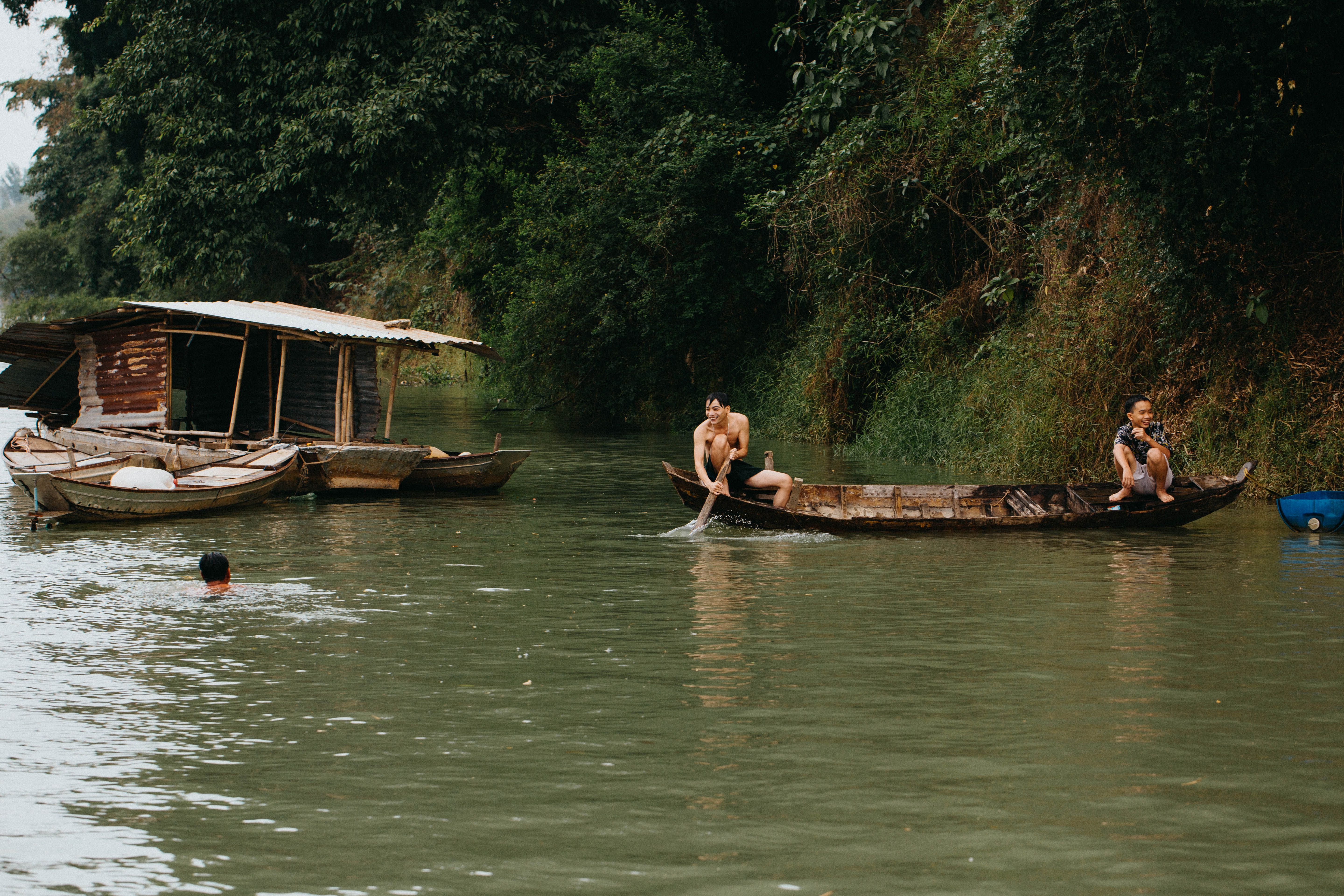 Traditional river life with wooden boats · Free Stock Photo
