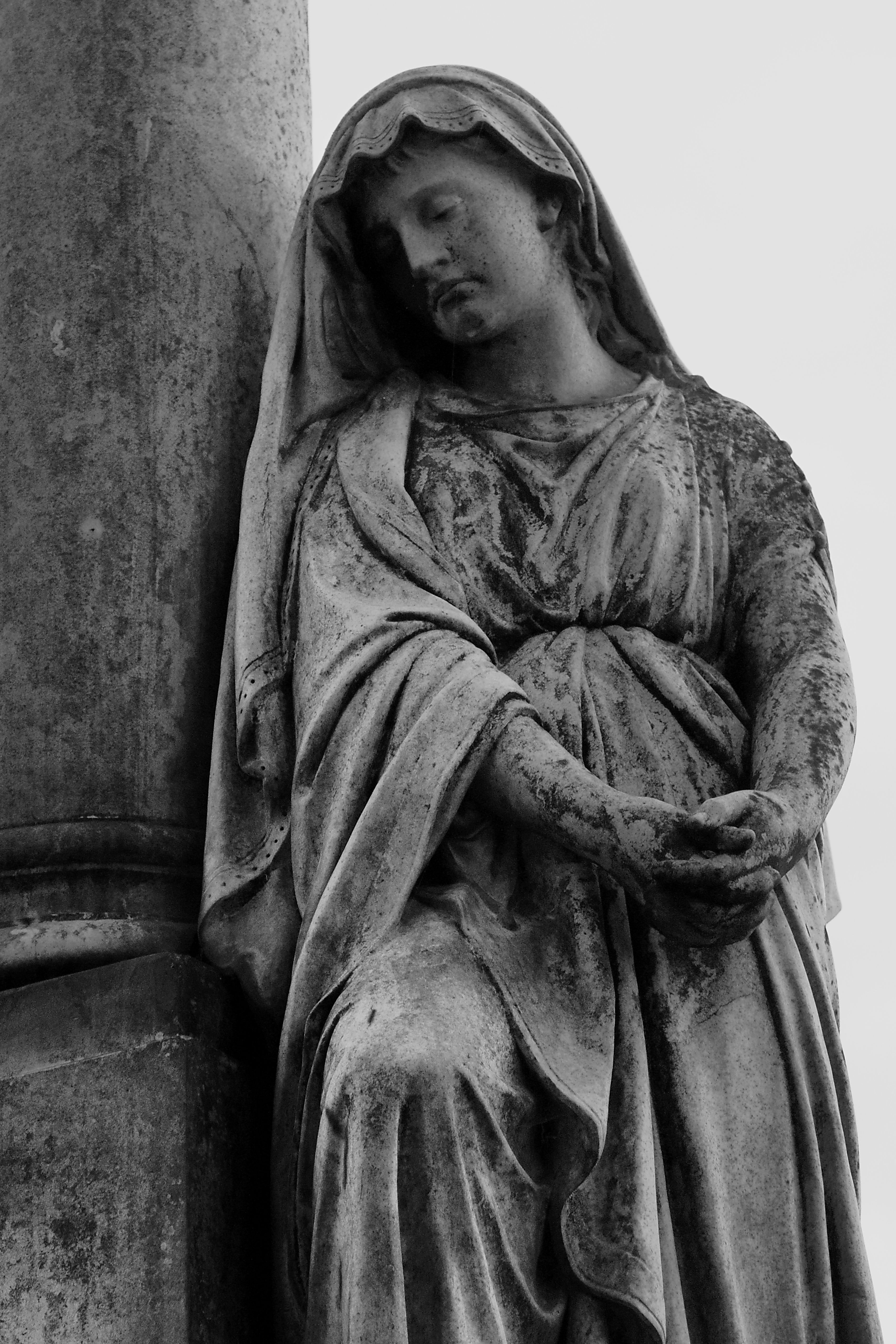 Monochrome Statue of a Mourning Woman · Free Stock Photo