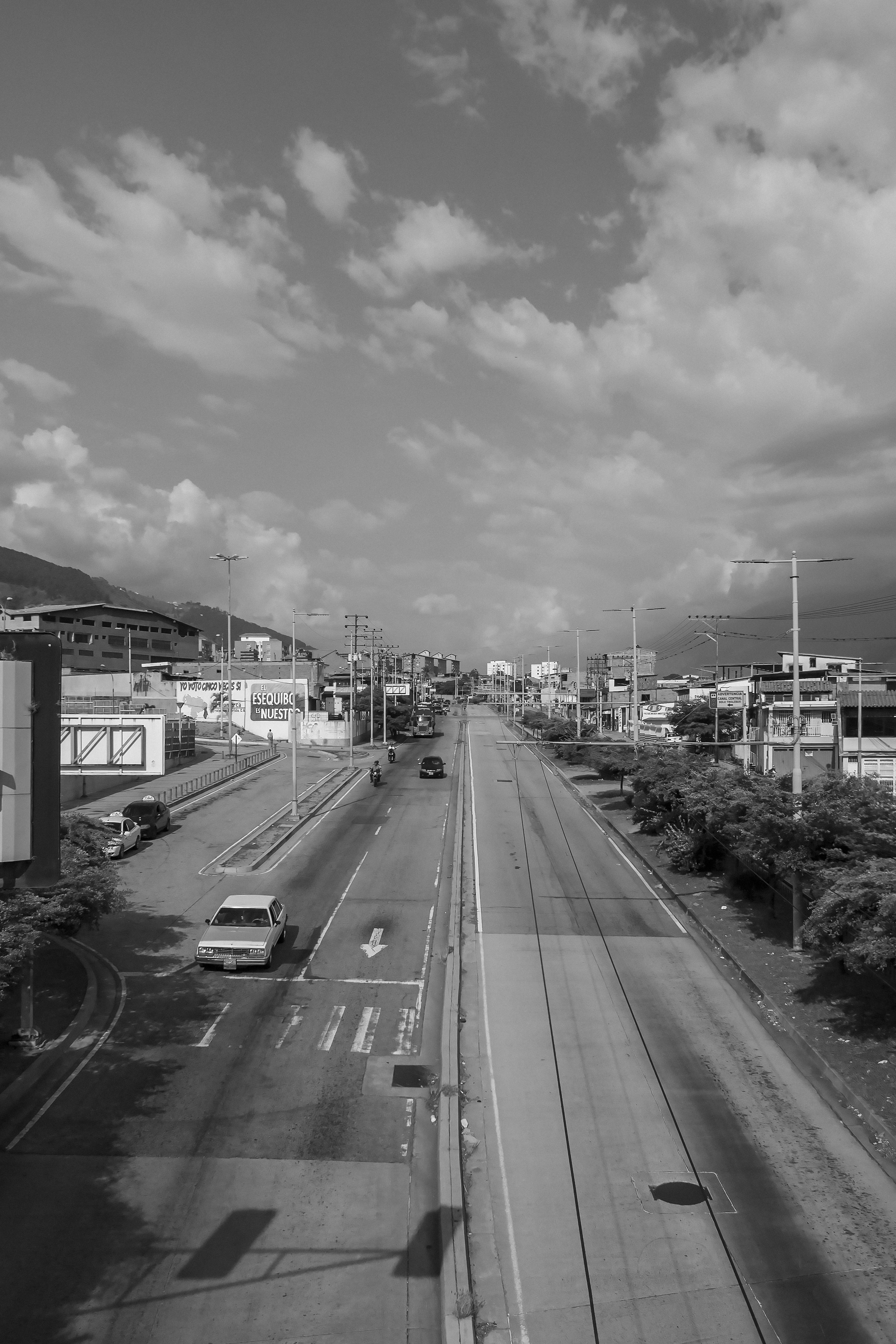 Monochrome Urban Highway with Sparse Traffic · Free Stock Photo