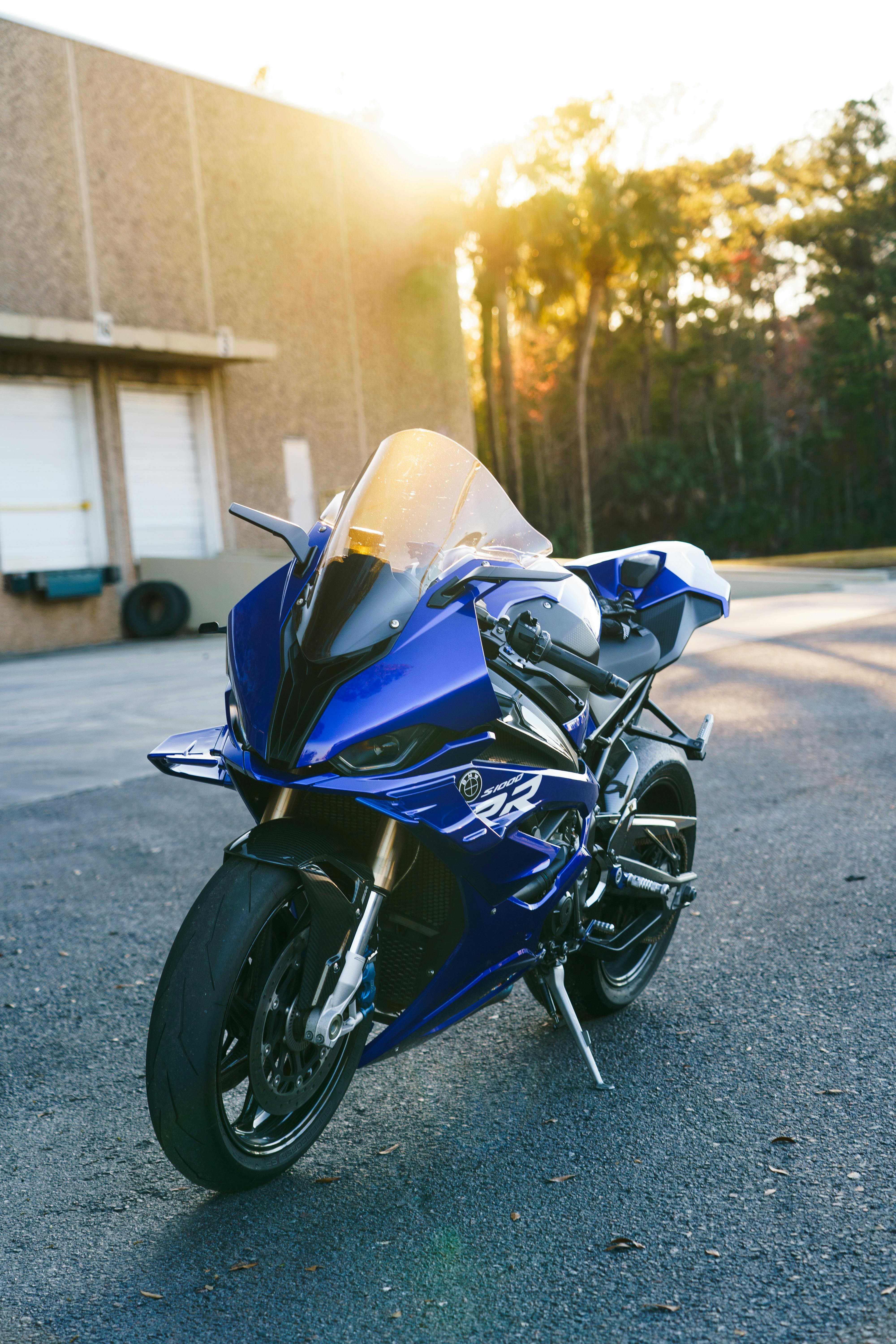Blue Sport Motorcycle in Sunlit Industrial Area · Free Stock Photo