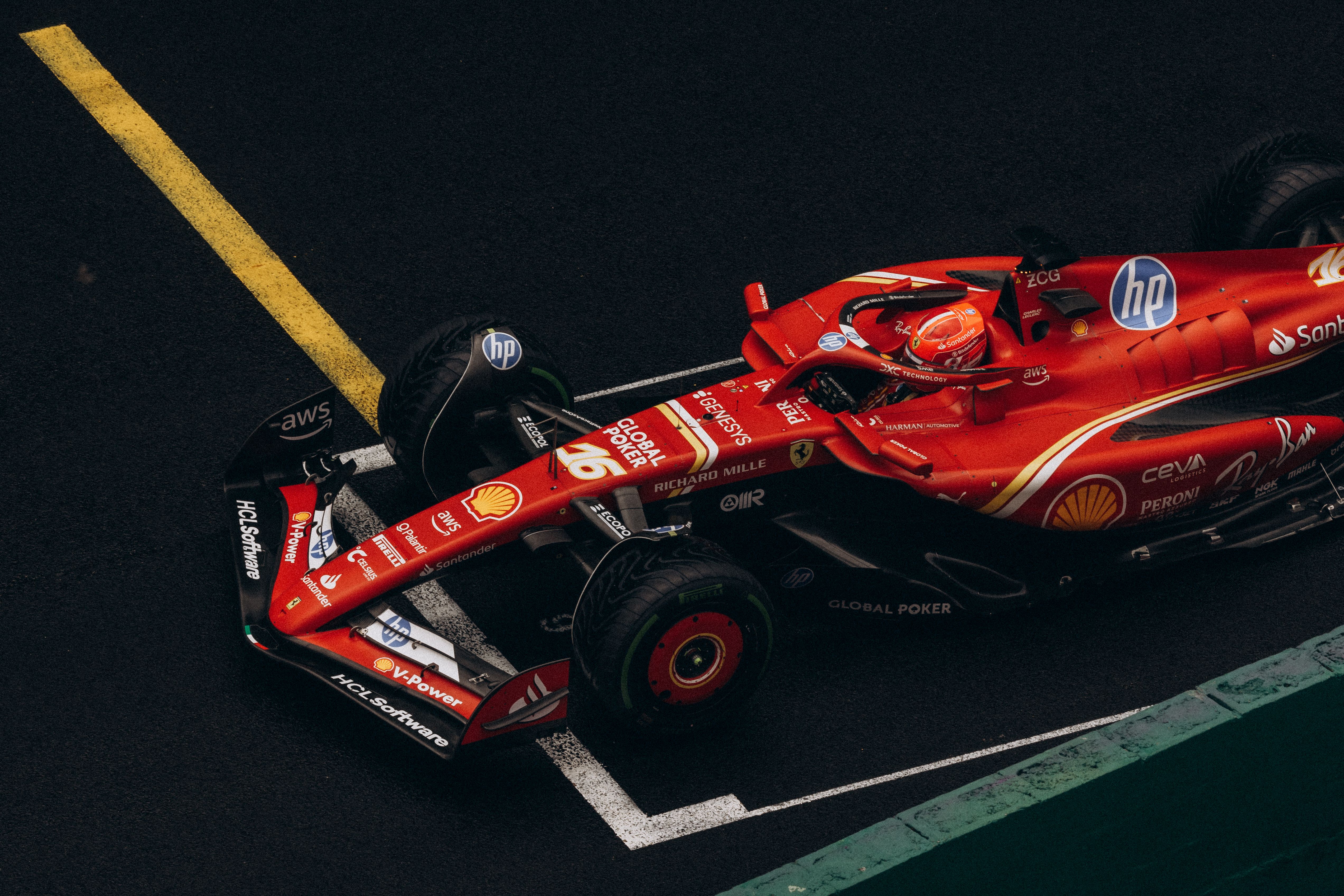 Un Coche Rojo De Fórmula 1 De Alta Velocidad En La Pista · Foto de ...